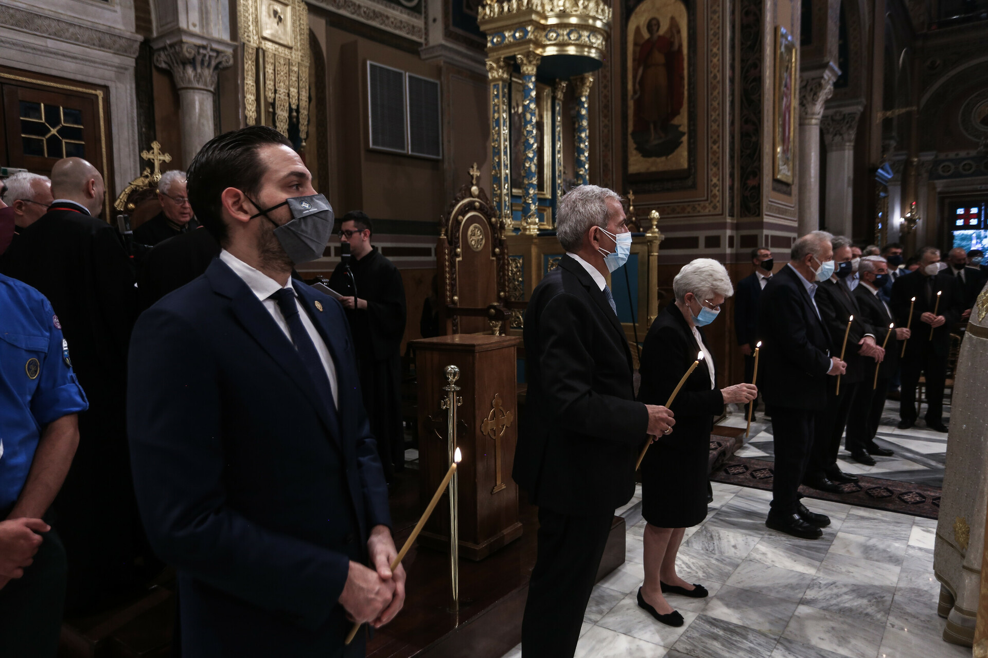 Εικόνες από την περιφορά του Επιταφίου στη Μητρόπολη Αθηνών | LiFO