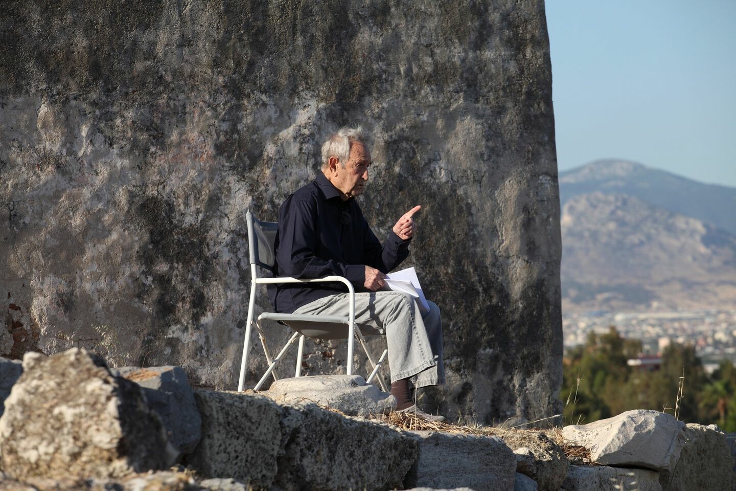 Ο 93χρονος Γιάννης Βογιατζής διαβάζει την Ελληνική Νομαρχία σε ...