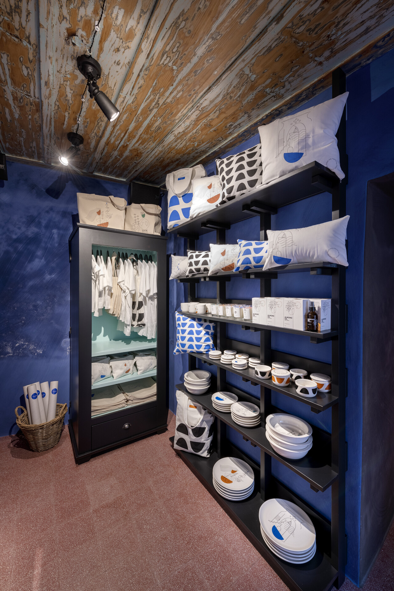 Theosis: Στην Άνω Σύρο φτιάχτηκε ένα «θεϊκό» μπαρ | LiFO