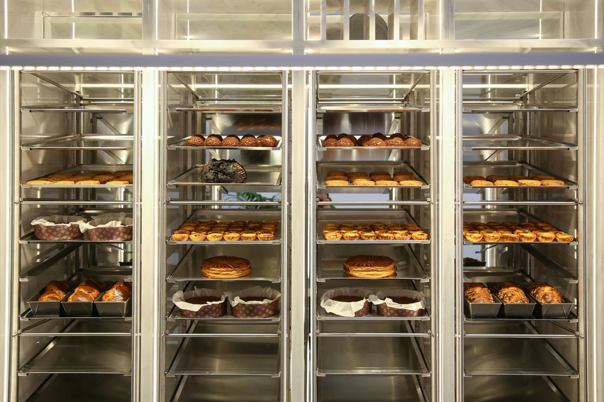 Sweet Nolan: Στο ζαχαροπλαστείο του Σωτήρη Κοντιζά φτιάχνουν εθιστικά ...