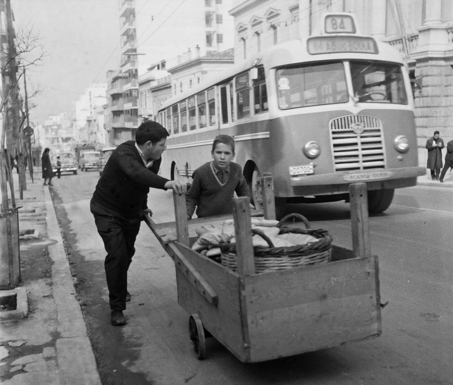 Η ζωή στους δρόμους της Αθήνας το 1964 | LiFO