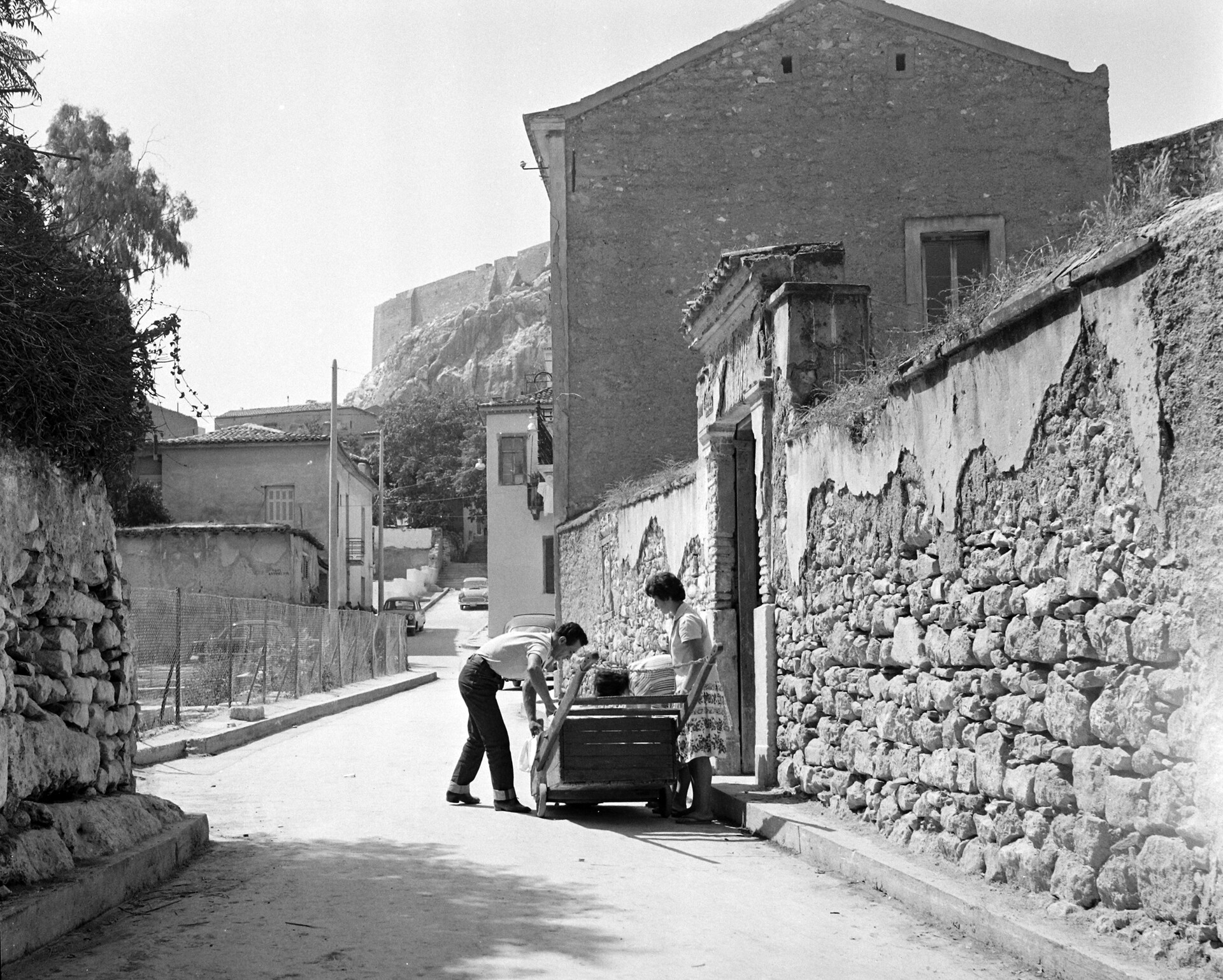 Η ζωή στους δρόμους της Αθήνας το 1964 | LiFO