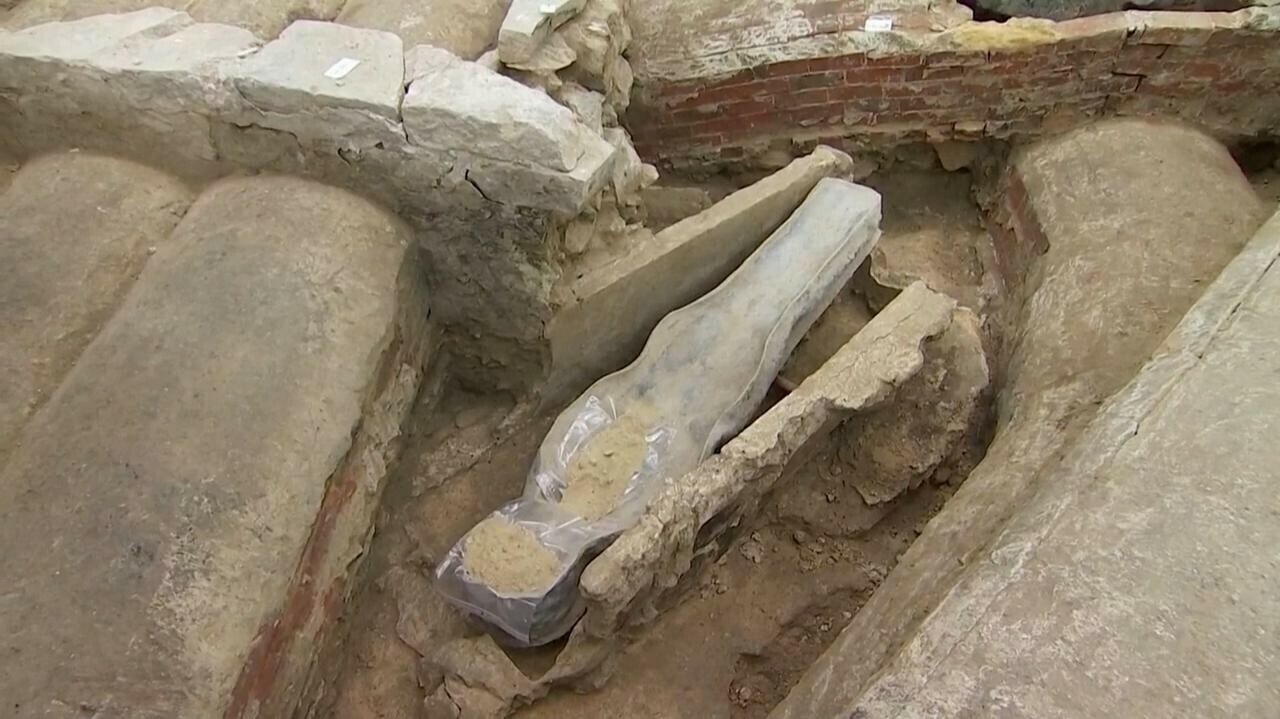 Ανθρωπόμορφη σαρκοφάγος από μόλυβδο βρέθηκε κάτω από την Νοτρ Νταμ στο ...