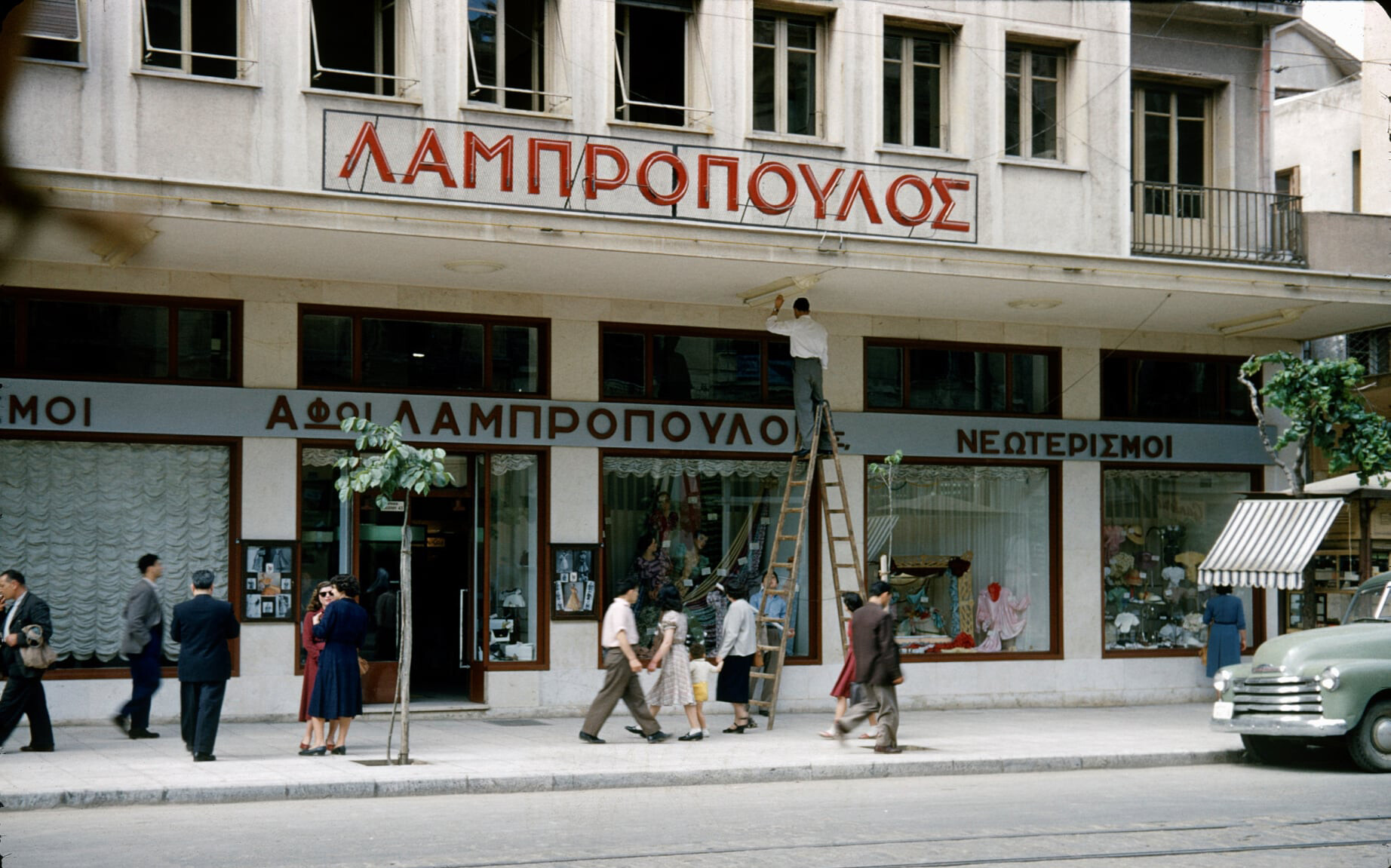 Στους δρόμους της Θεσσαλονίκης το 1952 | LiFO