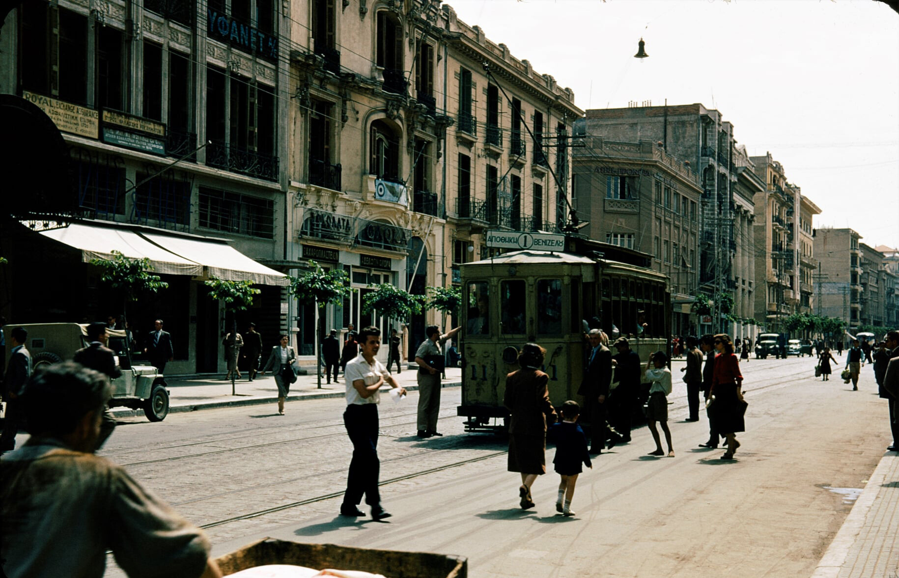 Στους δρόμους της Θεσσαλονίκης το 1952 | LiFO