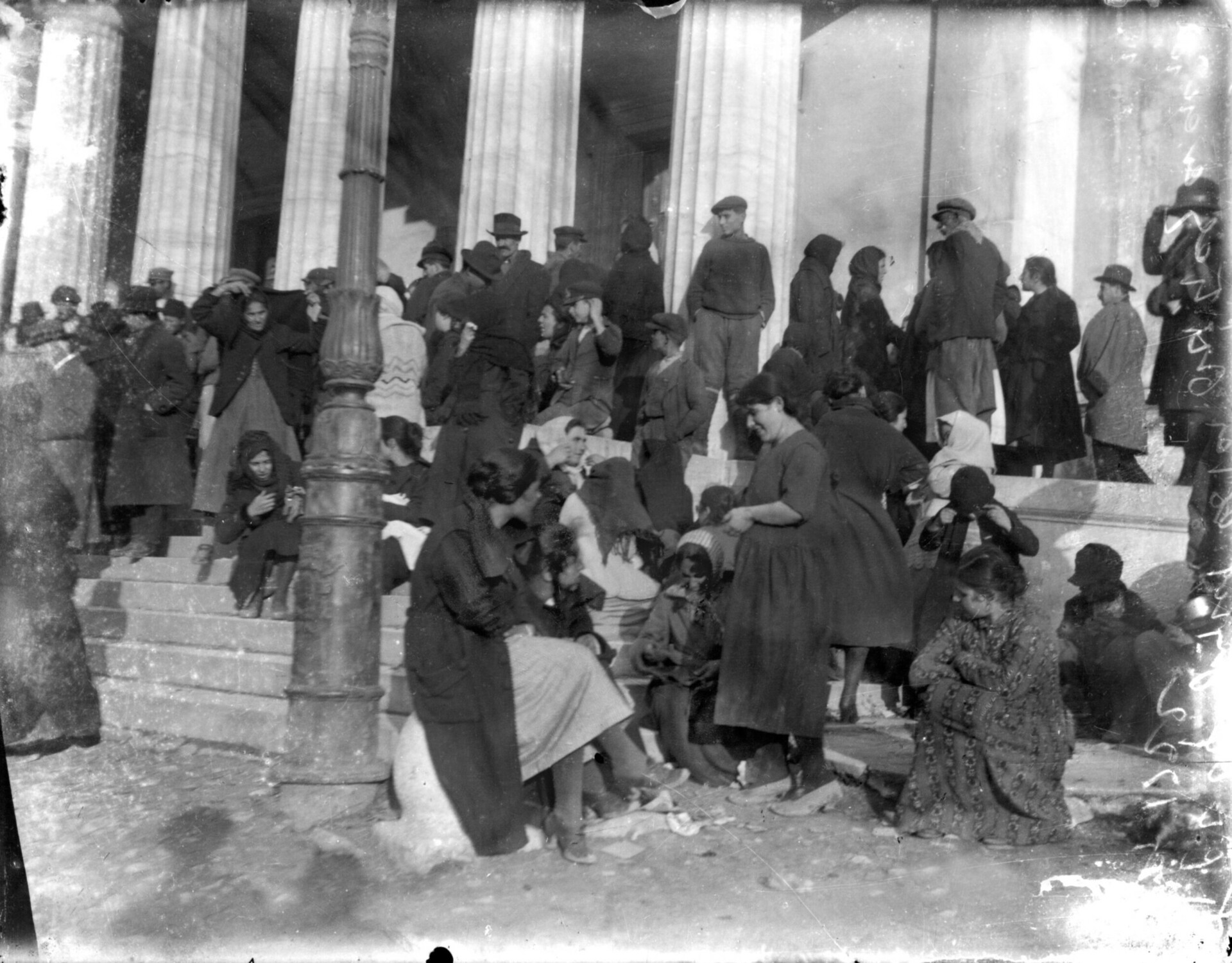 Oι πρόσφυγες του '22 καταφθάνουν στην Ελλάδα πριν ακριβώς 100 χρόνια | LiFO