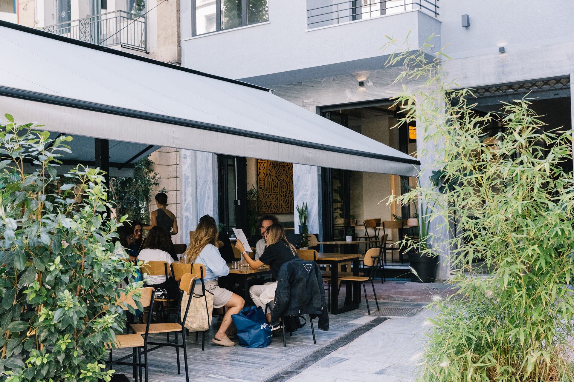 The Architects of Time: H indie Αθήνα δίνει ραντεβού σε ένα κτίριο του ...