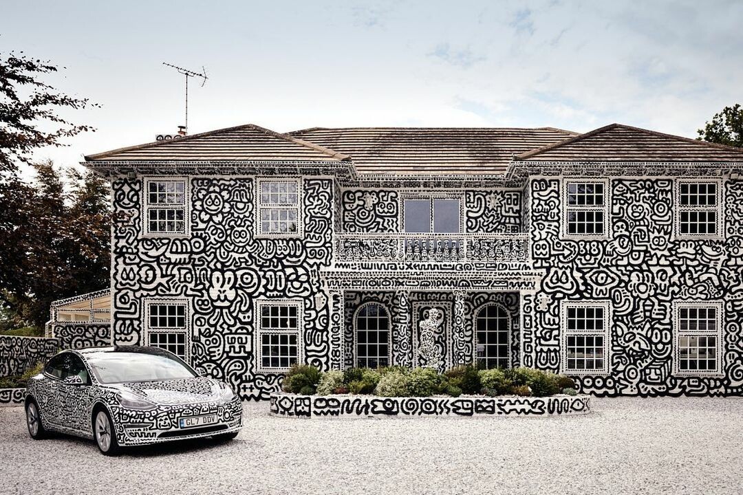 Καλλιτέχνης ζωγράφισε κάθε σπιθαμή του σπιτιού του με doodles μέσα στα lockdown | LiFO