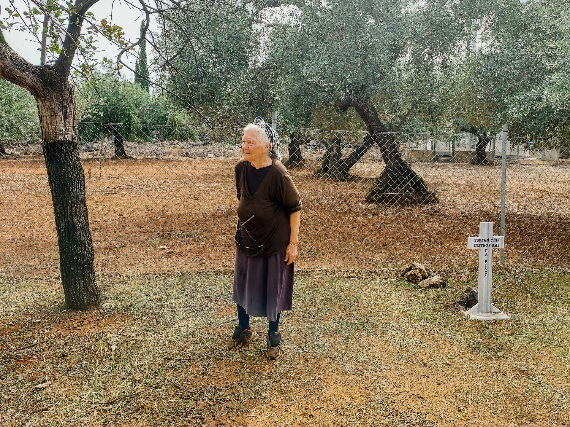 Η «Κυρά της Χειμάρρας» φροντίζει τους τάφους έξι Ελλήνων που σκοτώθηκαν ...