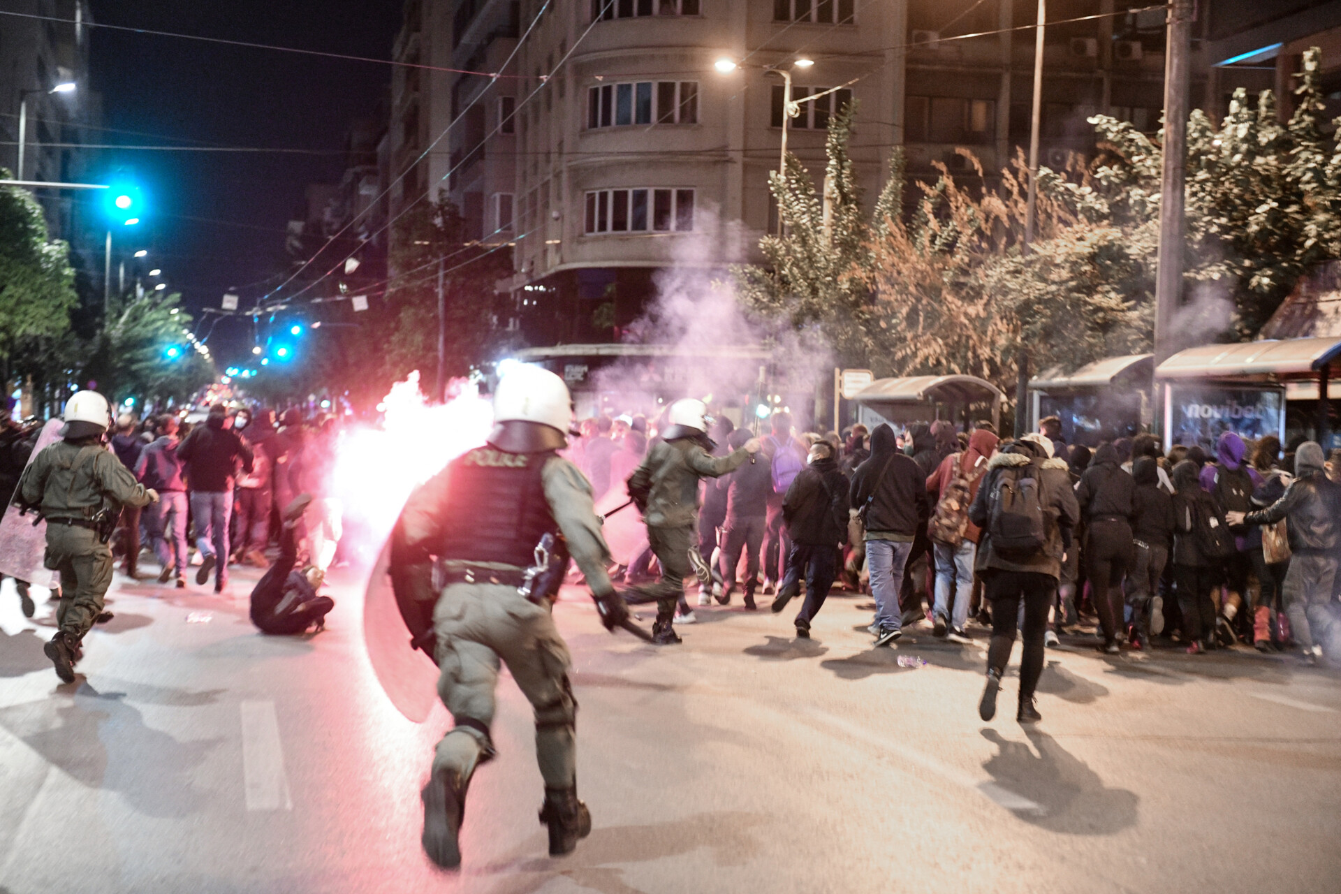 Επεισόδια στο κέντρο της Αθήνας: Χημικά και μολότοφ στην πορεία για την ...