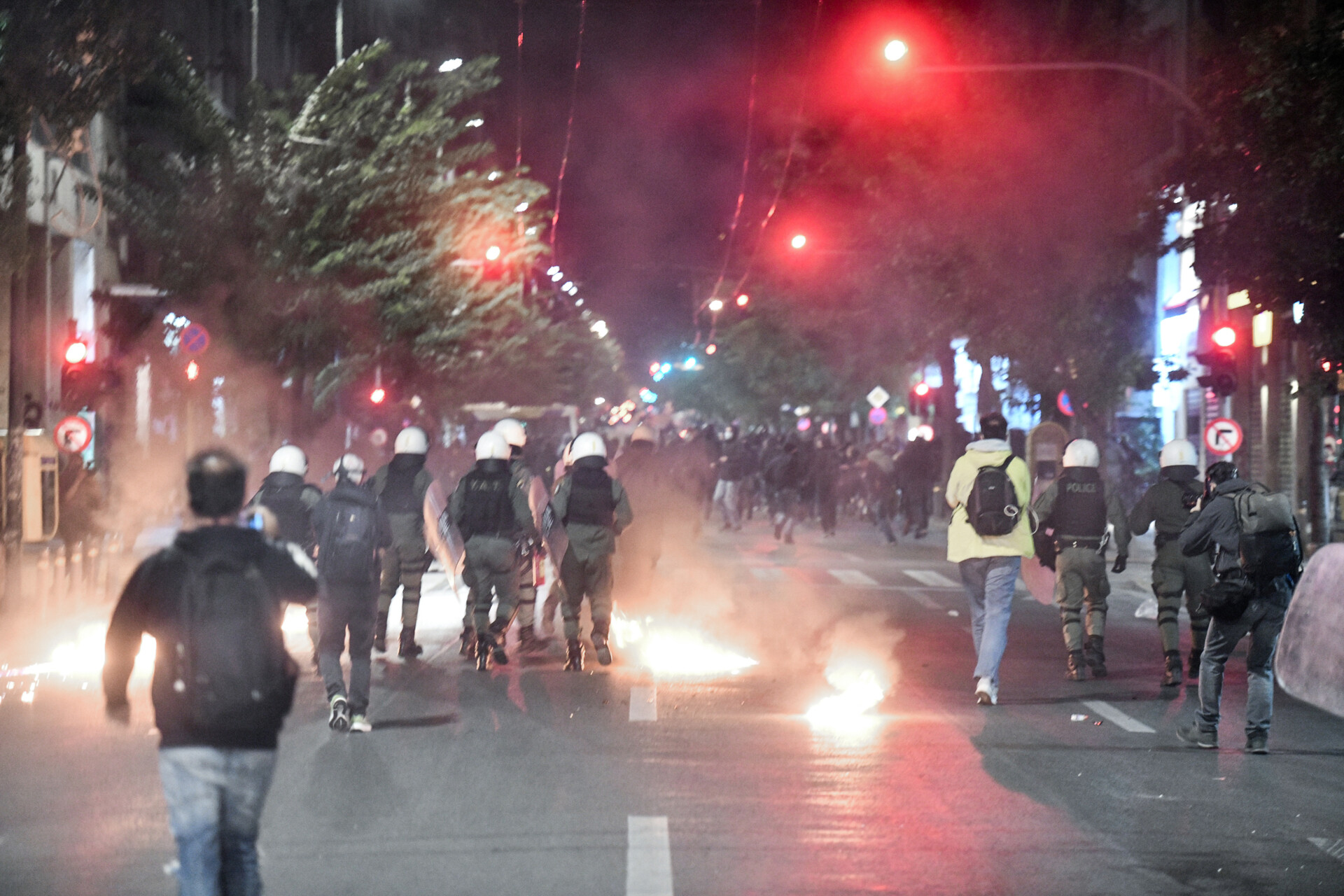 Επεισόδια στο κέντρο της Αθήνας: Χημικά και μολότοφ στην πορεία για την ...