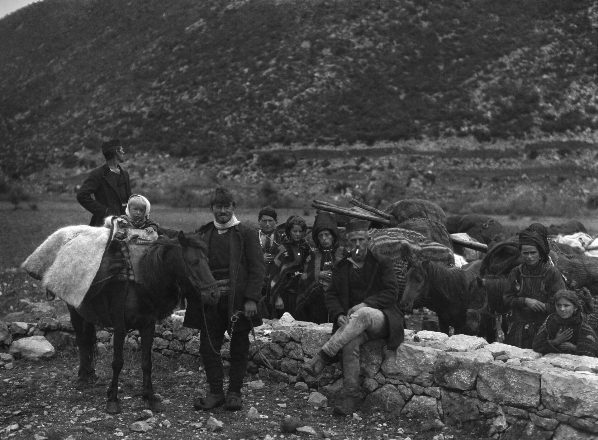 Μια άλλη χώρα: Ο φακός της Έλλης Παπαδημητρίου στην Ελλάδα του 20ού ...