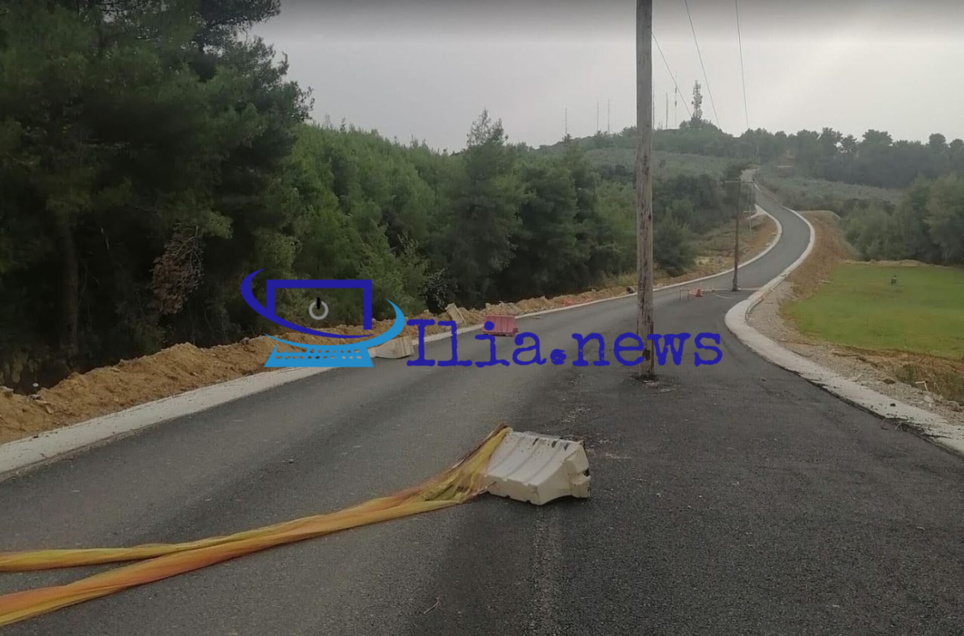 Ηλεία: Viral ασφαλτόστρωση σε δρόμο -Άφησαν κολώνες της ΔΕΗ στη μέση | LiFO