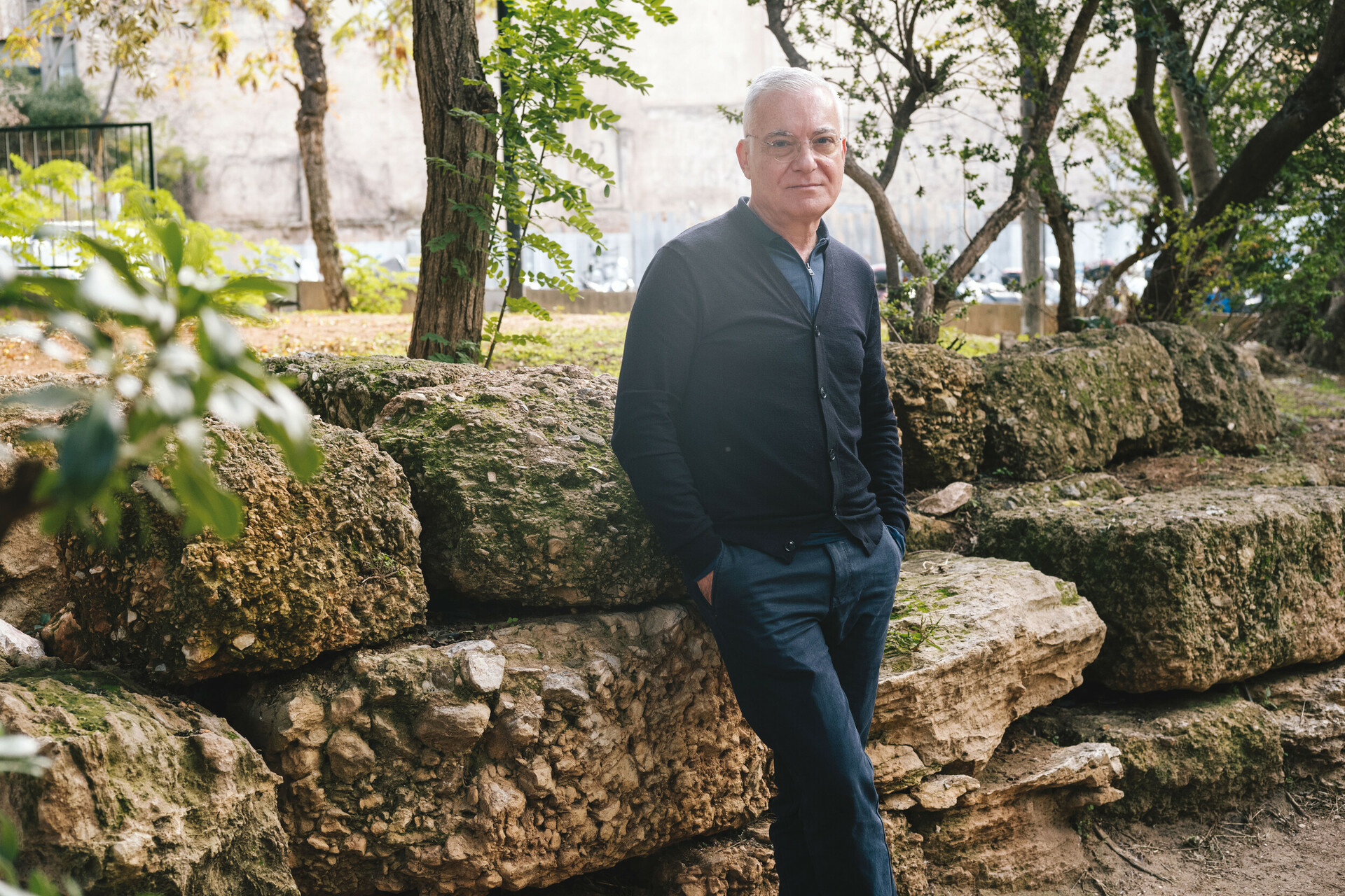 Νίκος Βατόπουλος: «Η Αθήνα είναι μια ιδιόρρυθμη περίπτωση πόλης» | LiFO