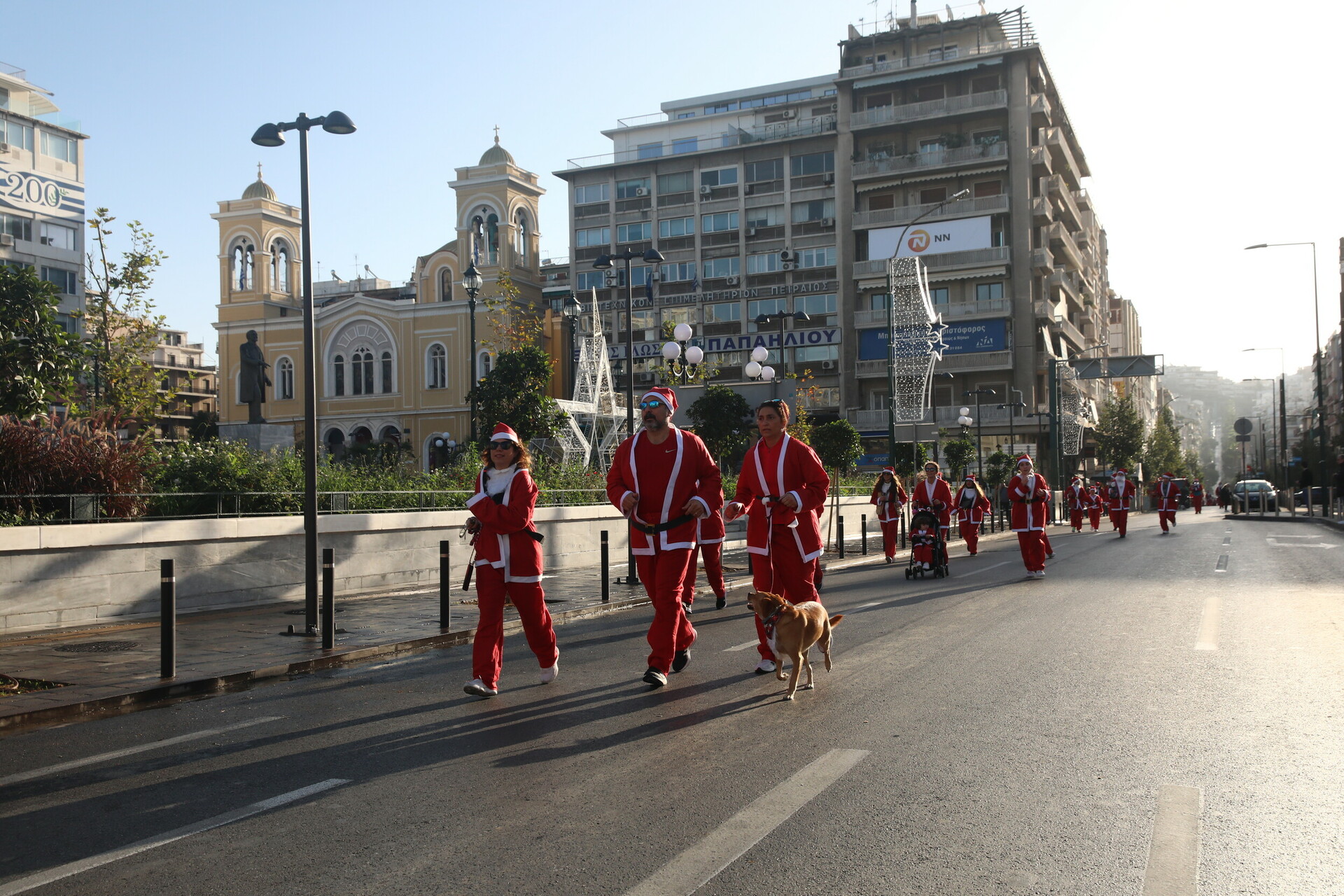 Μικροί, μεγάλοι, «τετράποδοι» δρομείς στο Santa Run Πειραιά - Ντυμένοι ...