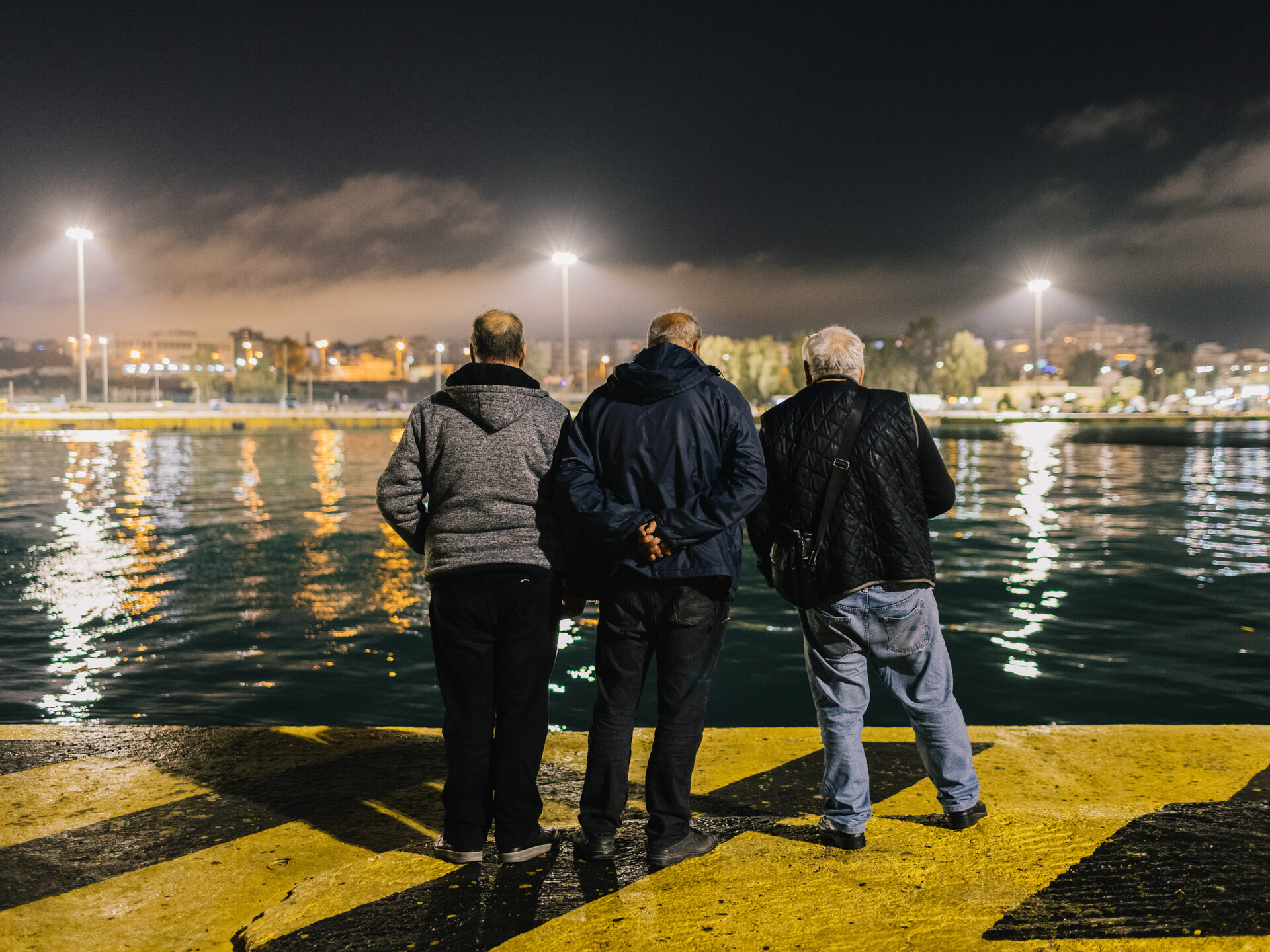 Ένα βράδυ με τους άστεγους στο λιμάνι του Πειραιά | LiFO