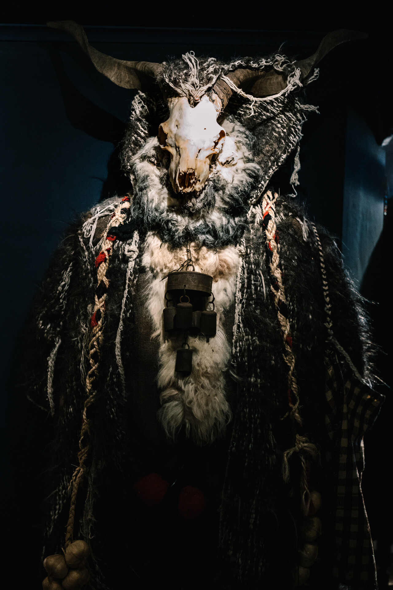 Μέσα στην πιο εντυπωσιακή συλλογή με τελετουργικές μάσκες στη ...