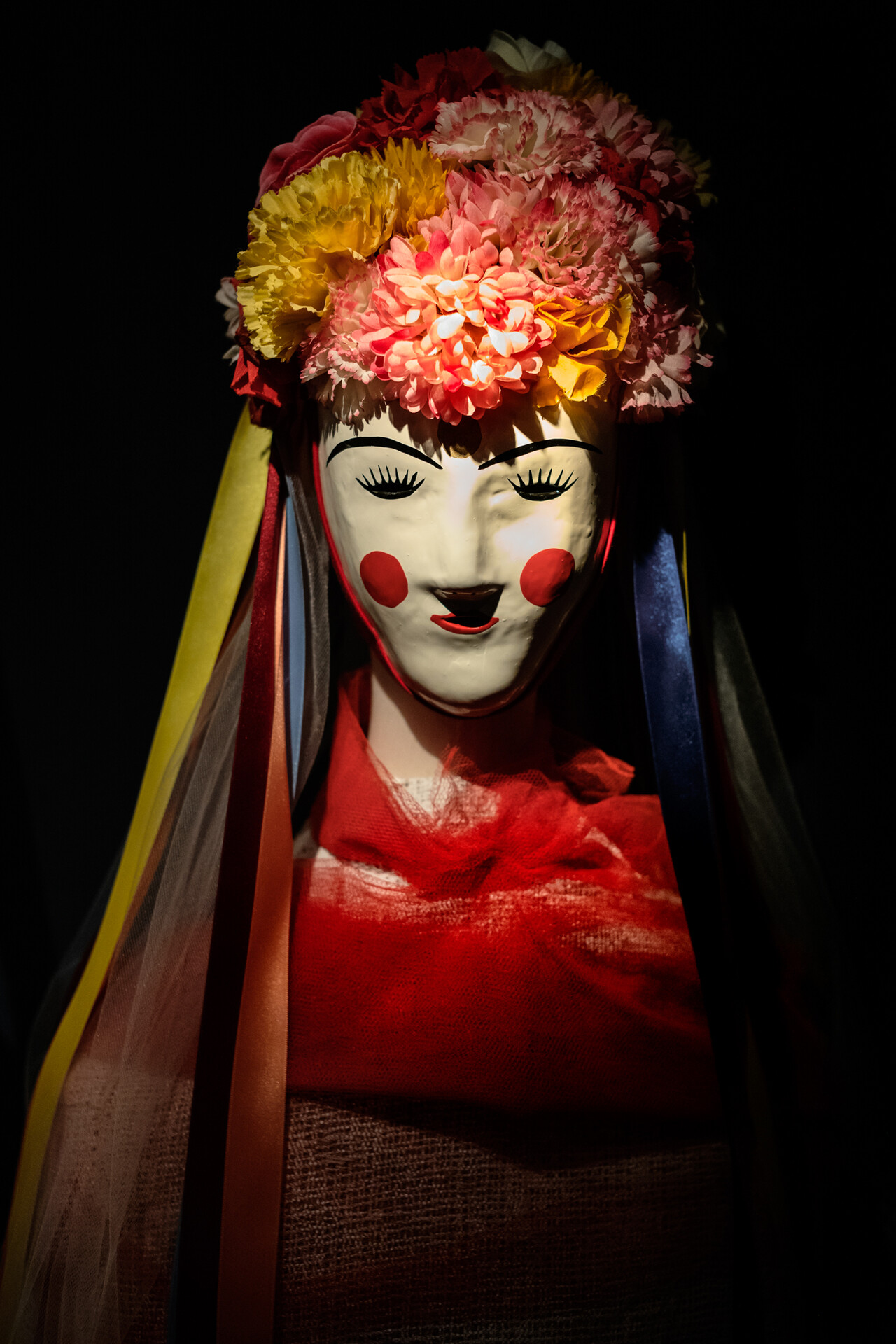 Μέσα στην πιο εντυπωσιακή συλλογή με τελετουργικές μάσκες στη ...