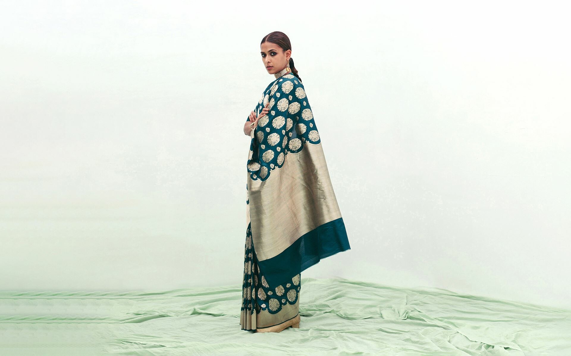 Μια έκθεση αφιερωμένη στο σάρι, το ένδυμα της ινδικής παράδοσης | LiFO