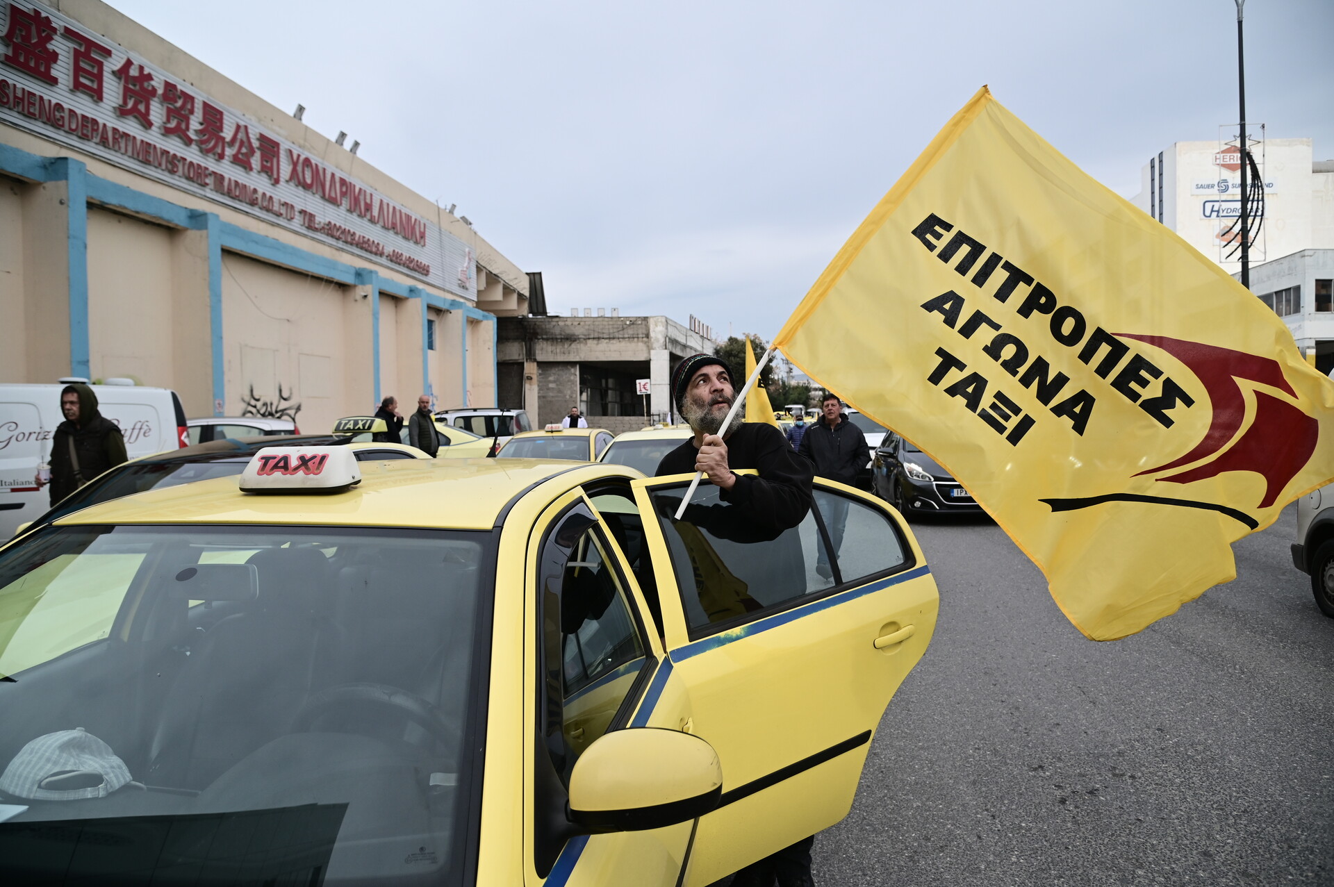 Συγκέντρωση διαμαρτυρίας οδηγών ταξί στη Λ. Αθηνών και πορεία προς το ...