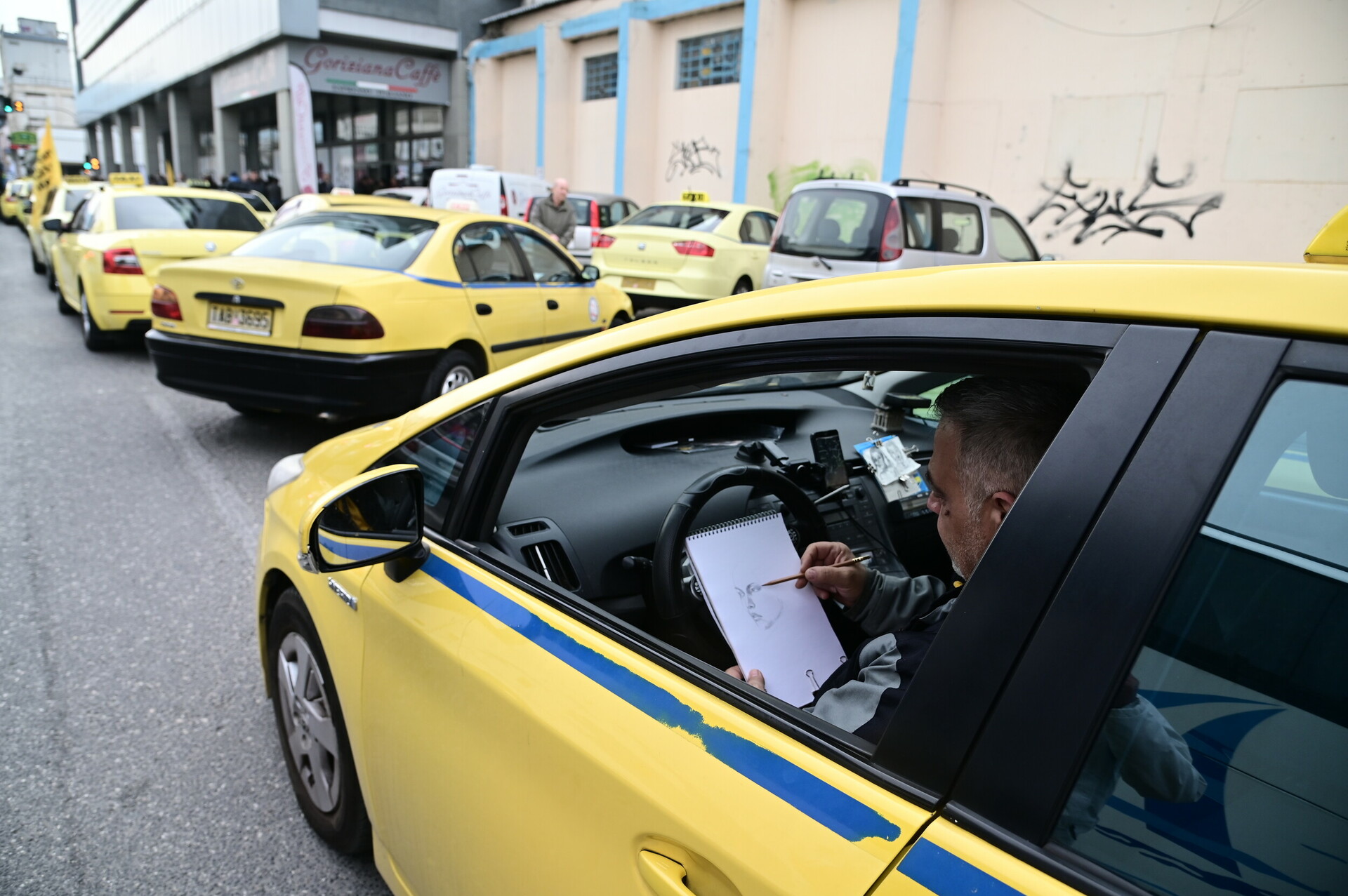 Συγκέντρωση διαμαρτυρίας οδηγών ταξί στη Λ. Αθηνών και πορεία προς το ...