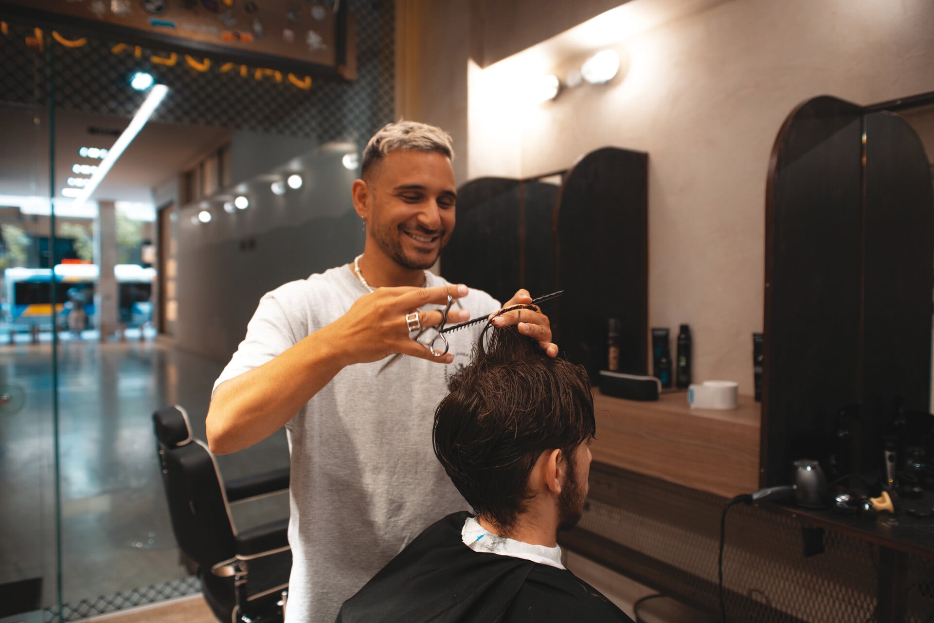 ANBER barbershop: Μια ξεχωριστή άποψη που ξεπερνά το ανδρικό κομμωτήριο ...