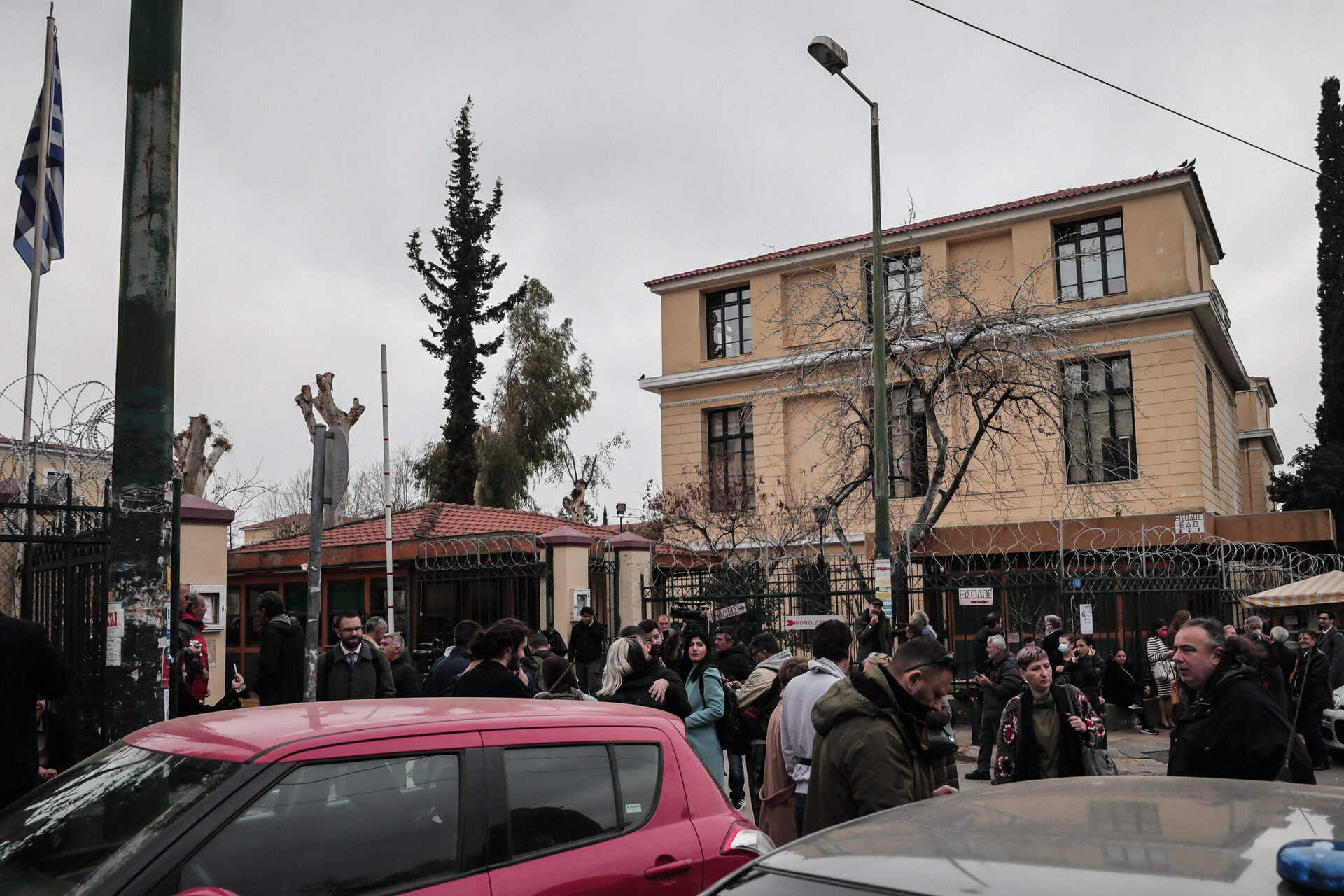 Τηλεφώνημα για βόμβα στην Ευελπίδων - Εκκενώνονται τα δικαστήρια | LiFO