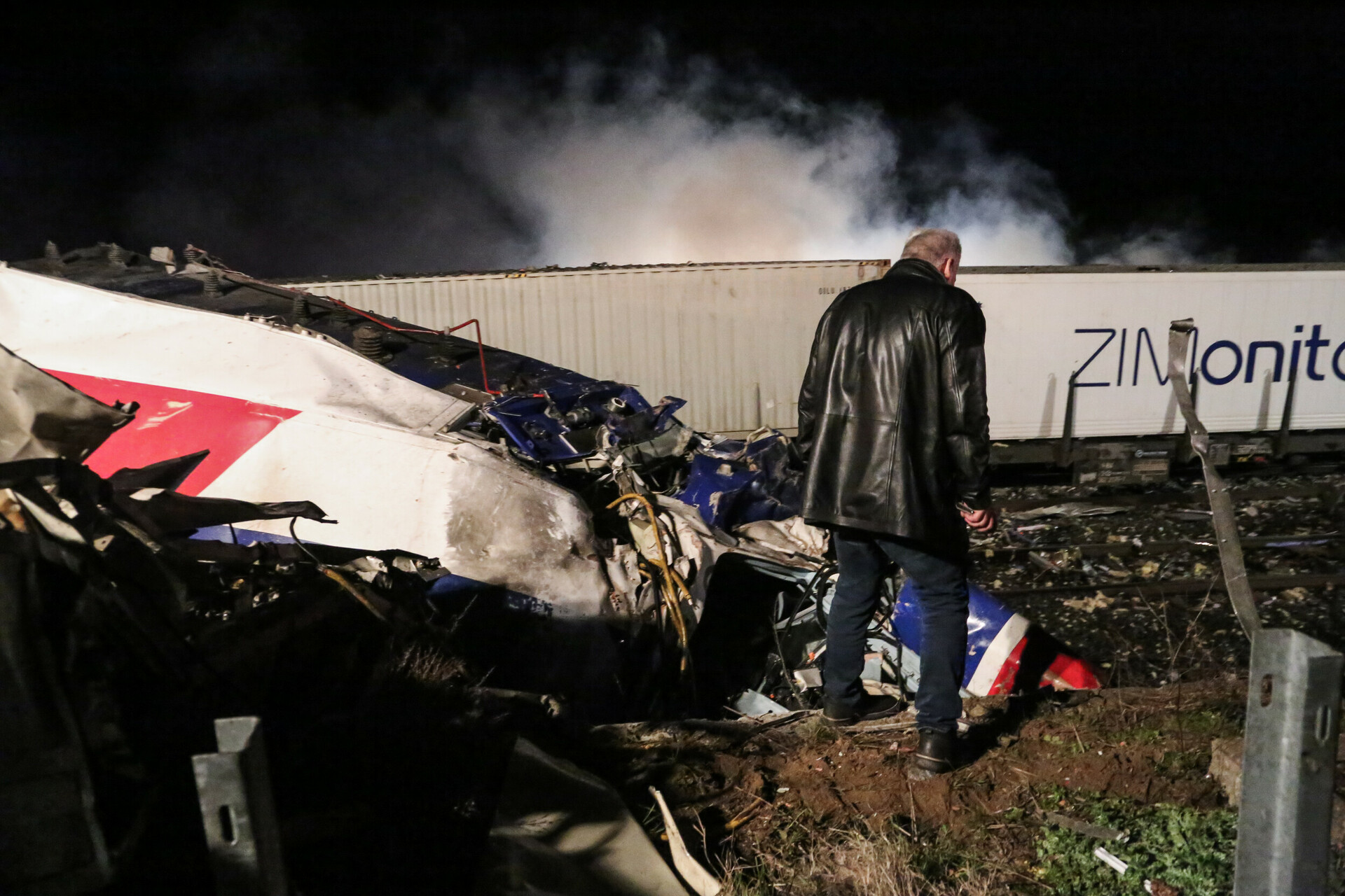 Σύγκρουση τρένων στα Τέμπη: Σε άμορφη μάζα μετατράπηκαν βαγόνια ...