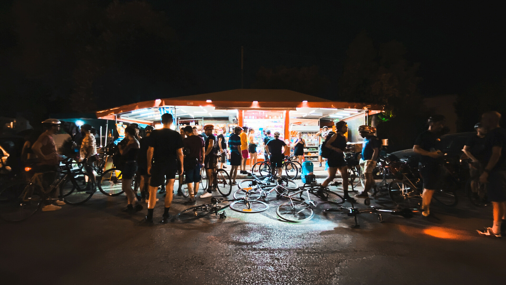 Cream Fixed: Η ποδηλατική κοινότητα που σαρώνει τους δρόμους της Αθήνας ...