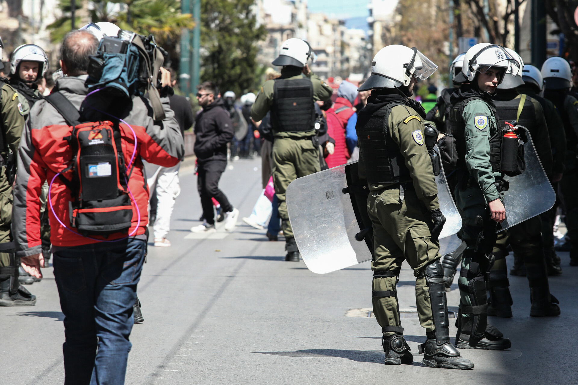 Επεισόδια στην ΑΣΟΕΕ: Περιπολικό δέχθηκε επίθεση με πέτρες ...