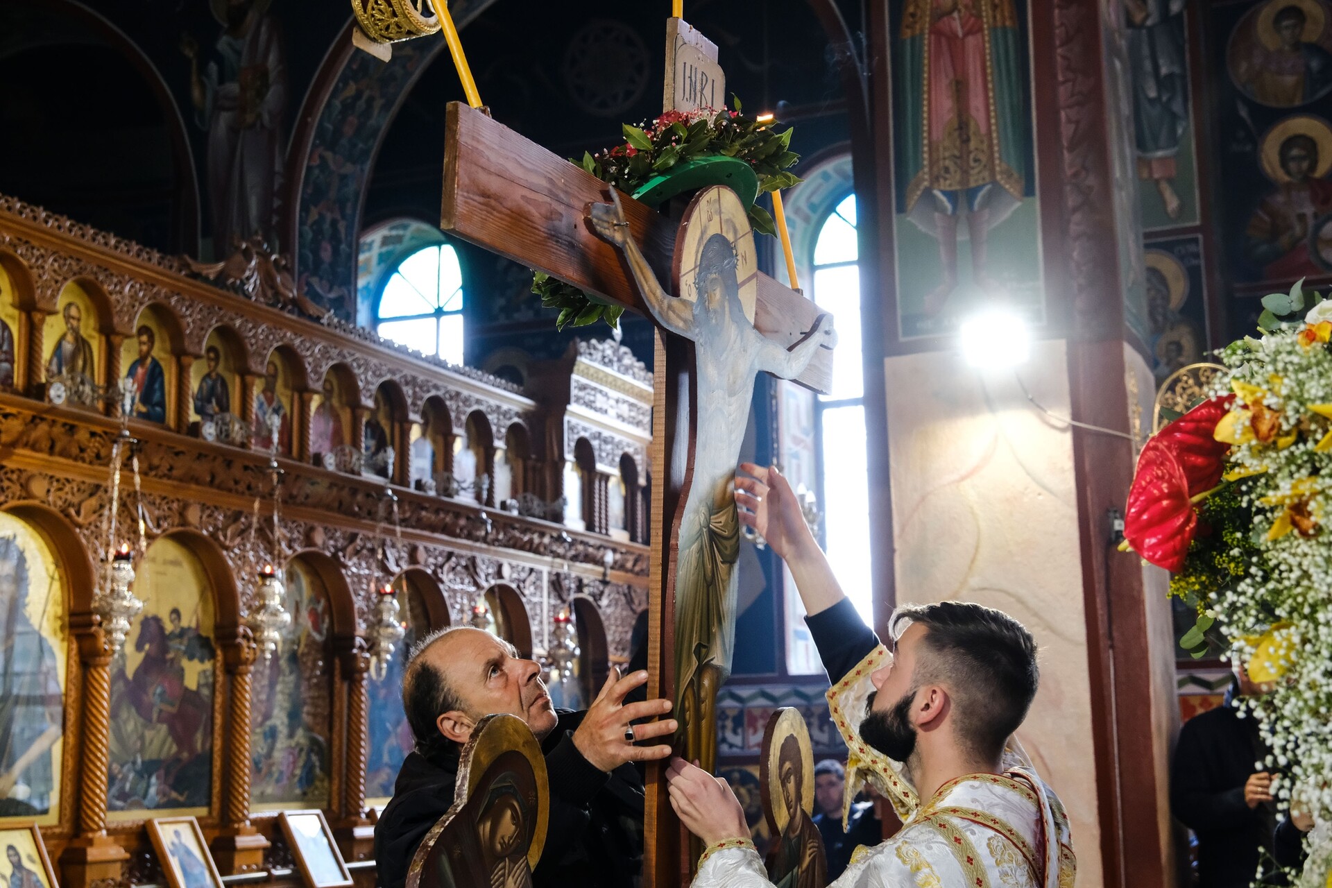 Μεγάλη Παρασκευή: Εικόνες από την τελετή της αποκαθήλωσης | LiFO