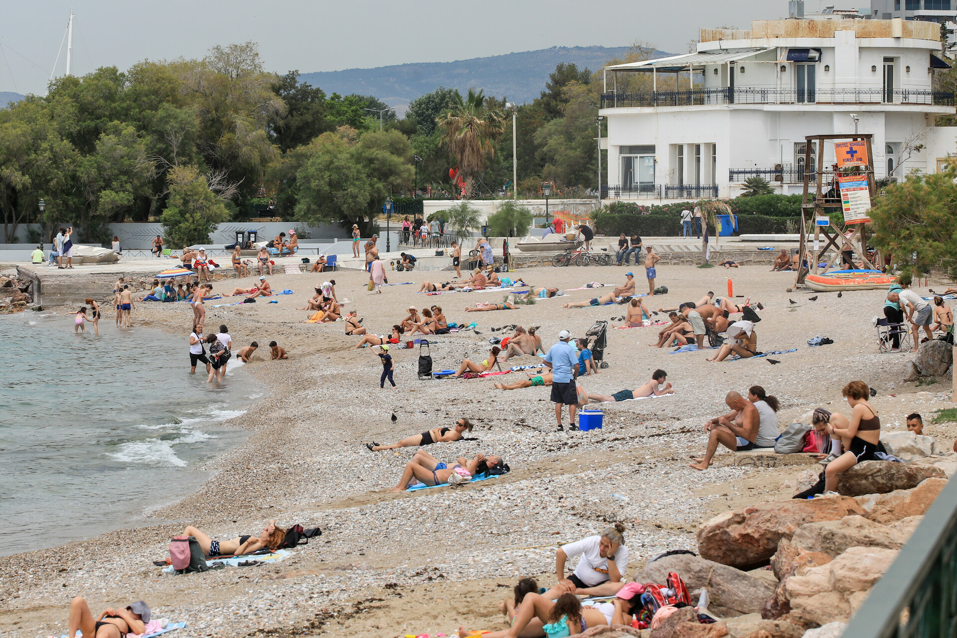 Γέμισαν οι παραλίες της Αττικής, λίγο πριν την καλοκαιρινή μπόρα | LiFO