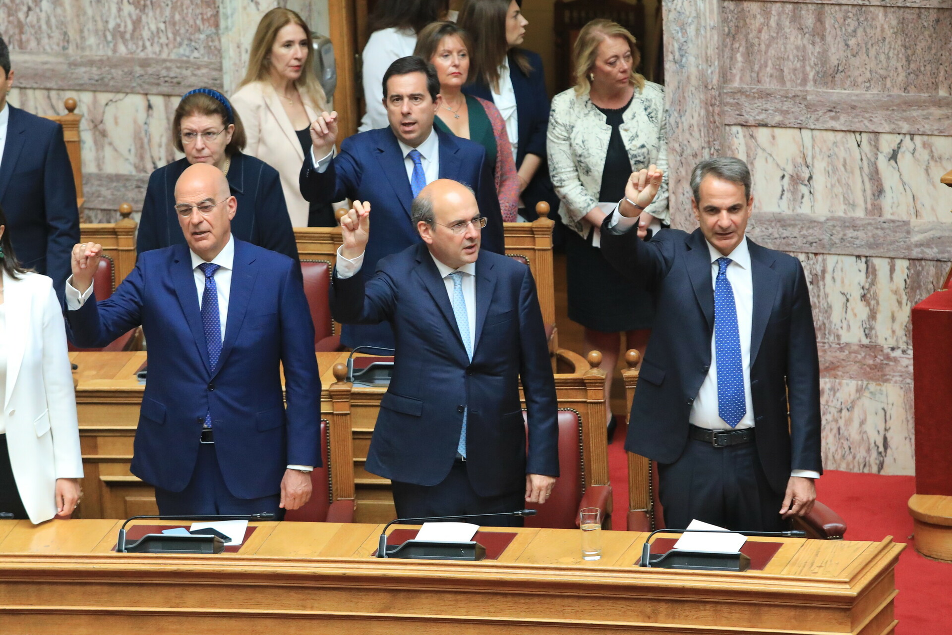 Βουλή: Χαμόγελα, πηγαδάκια κι ένα χειροφίλημα στην ορκωμοσία | LiFO