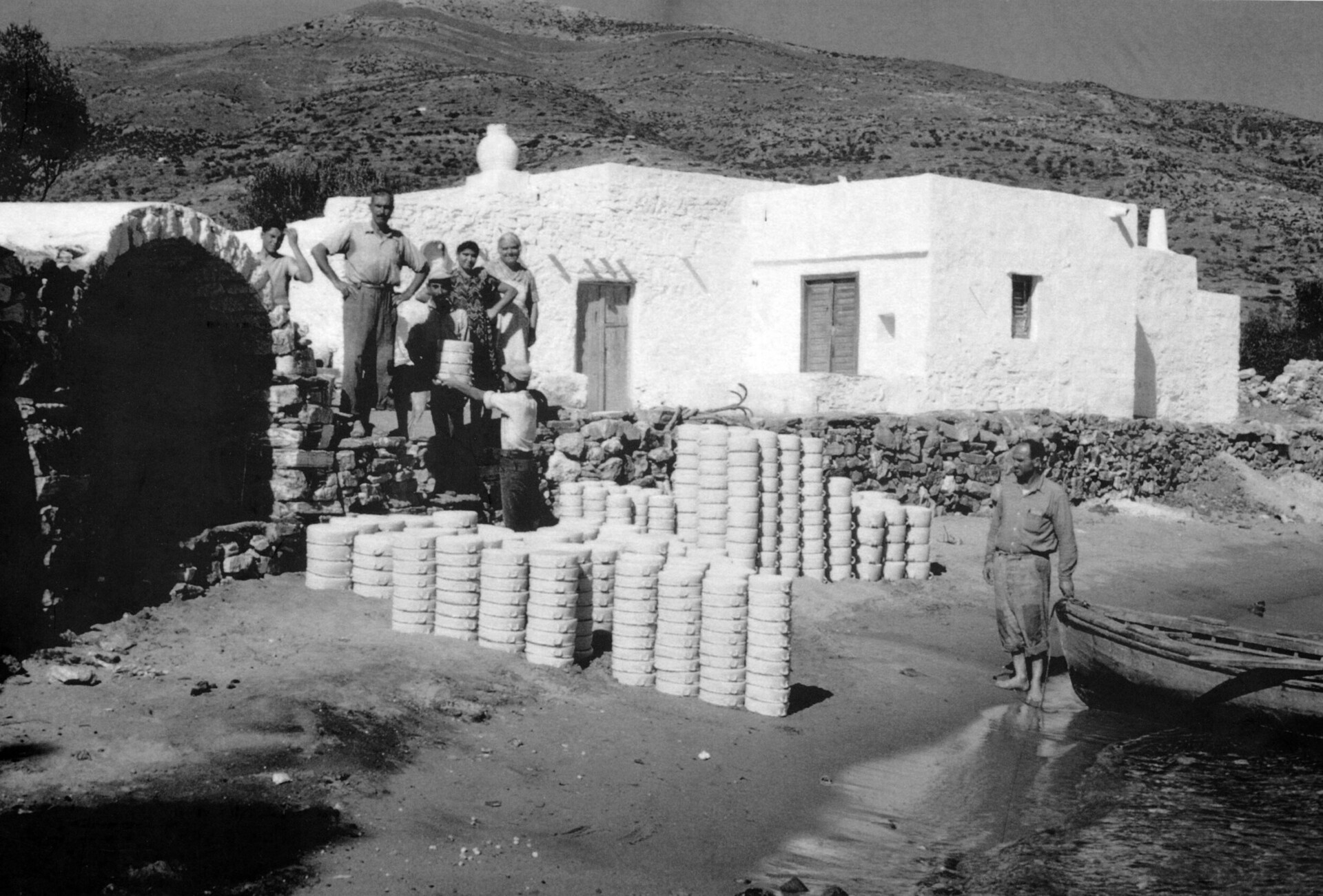 Η μοναδική αγγειοπλαστική της Σίφνου σε ένα ψηφιακό αρχείο | LiFO