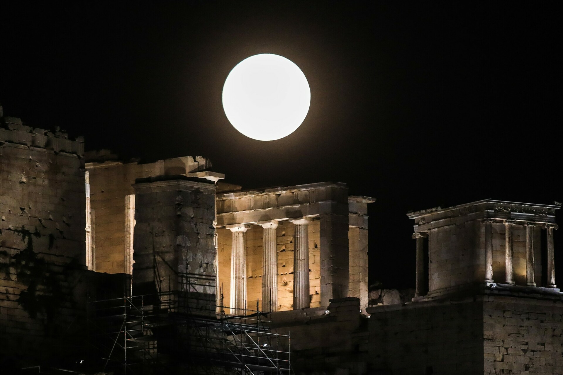 Μοναδικές εικόνες από την υπερπανσέληνο | LiFO