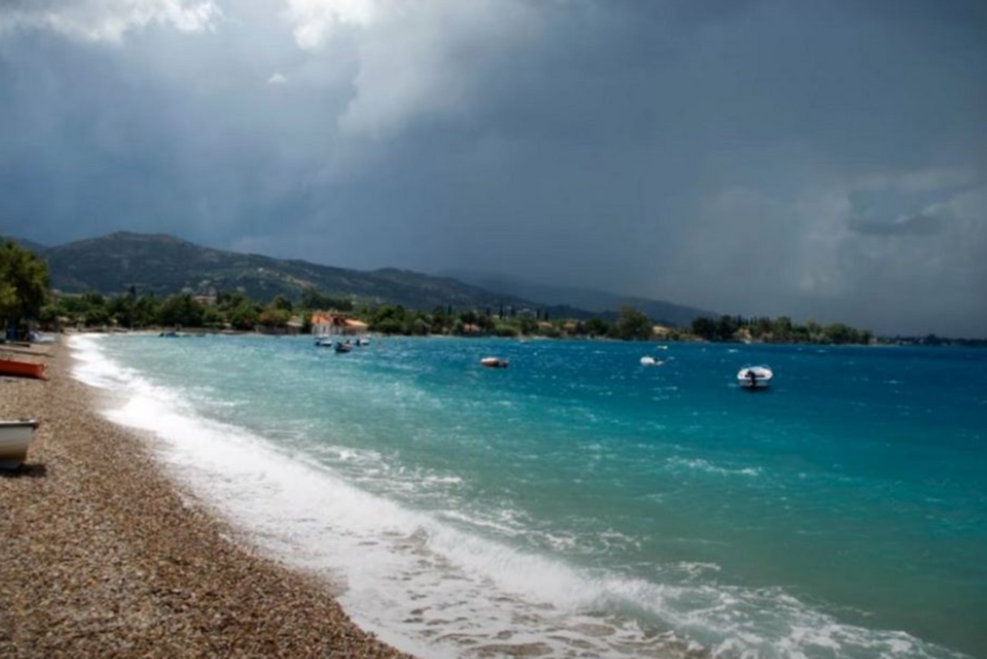 Άκολη, μία από τις ελληνικές παραλίες με τα πιο βαθιά νερά | LiFO
