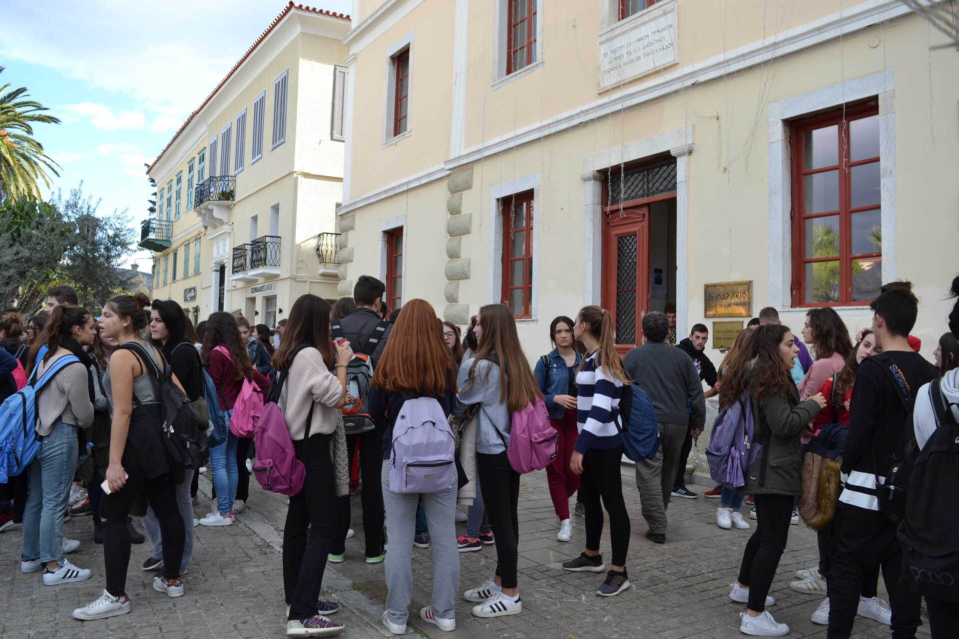 Ανοίγουν σήμερα οι ηλεκτρονικές εγγραφές σε ΓΕΛ και ΕΠΑΛ | LiFO