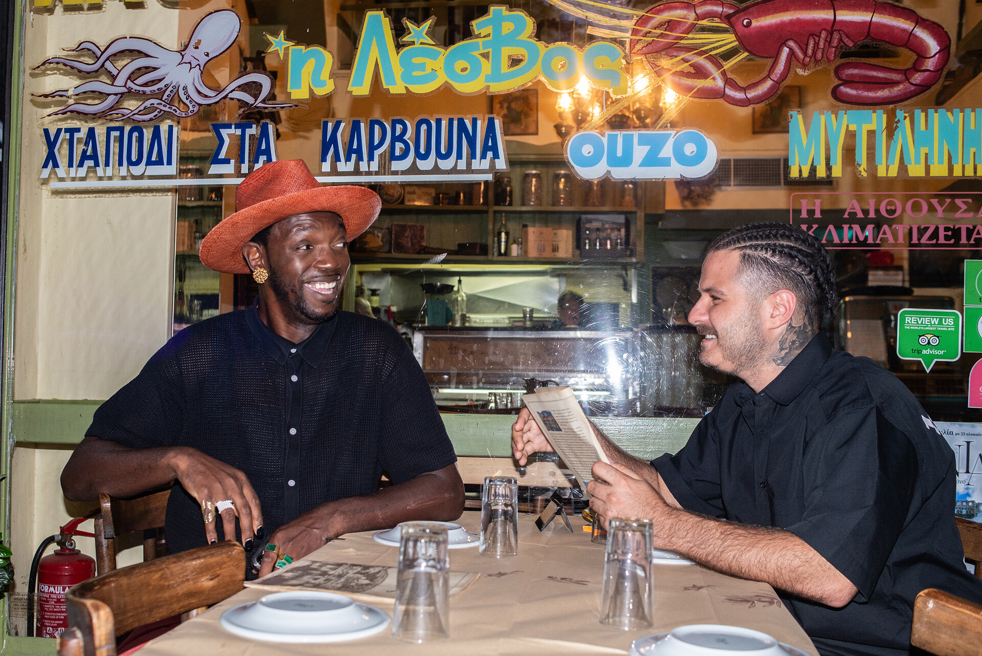 Saske + Baloji: Ένας Έλληνας και ένας Κονγκολέζος ράπερ κάνουν βόλτα ...