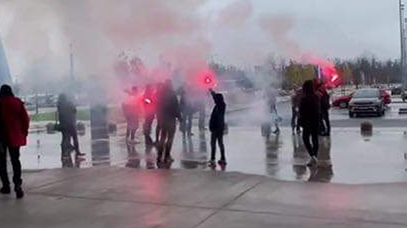 Δολοφονία Μιχάλη Κατσουρή: Υποδέχθηκαν με καπνογόνα Κροάτες χούλιγκαν ...