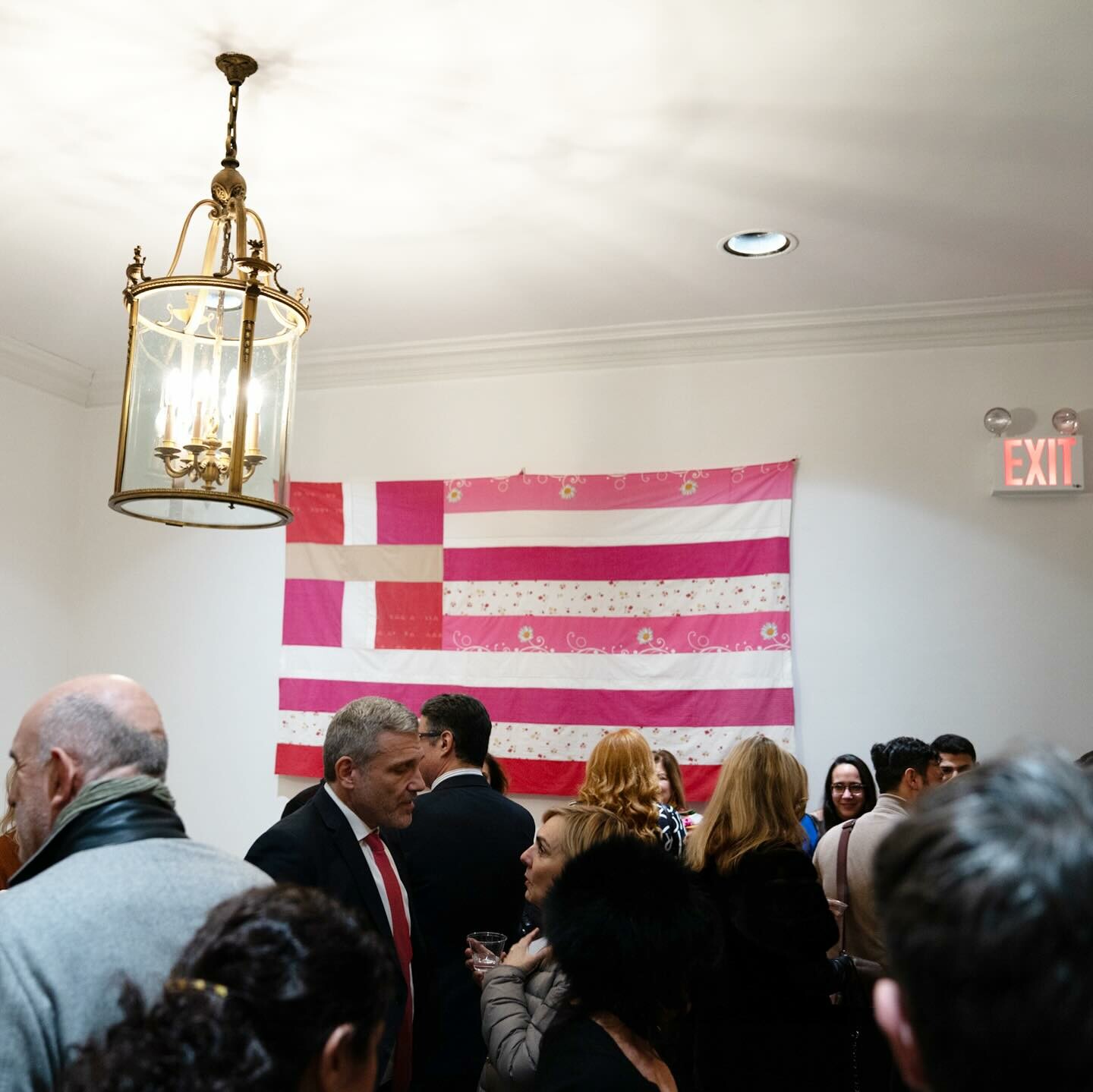 Ροζ σημαία / Νέα Υόρκη: «Το έργο παρερμηνεύθηκε και εργαλειοποιήθηκε ...