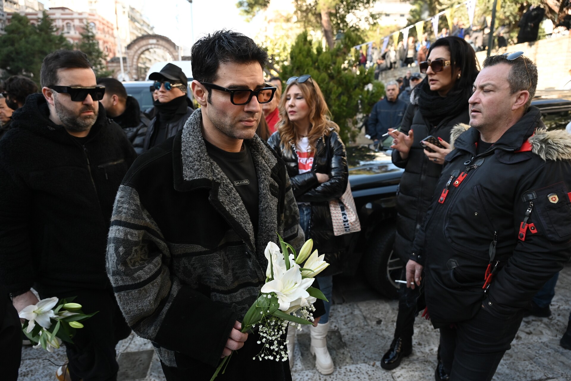 Βασίλης Καρράς: Συγκίνηση και πλήθος κόσμου στην εξόδιο ακολουθία | LiFO