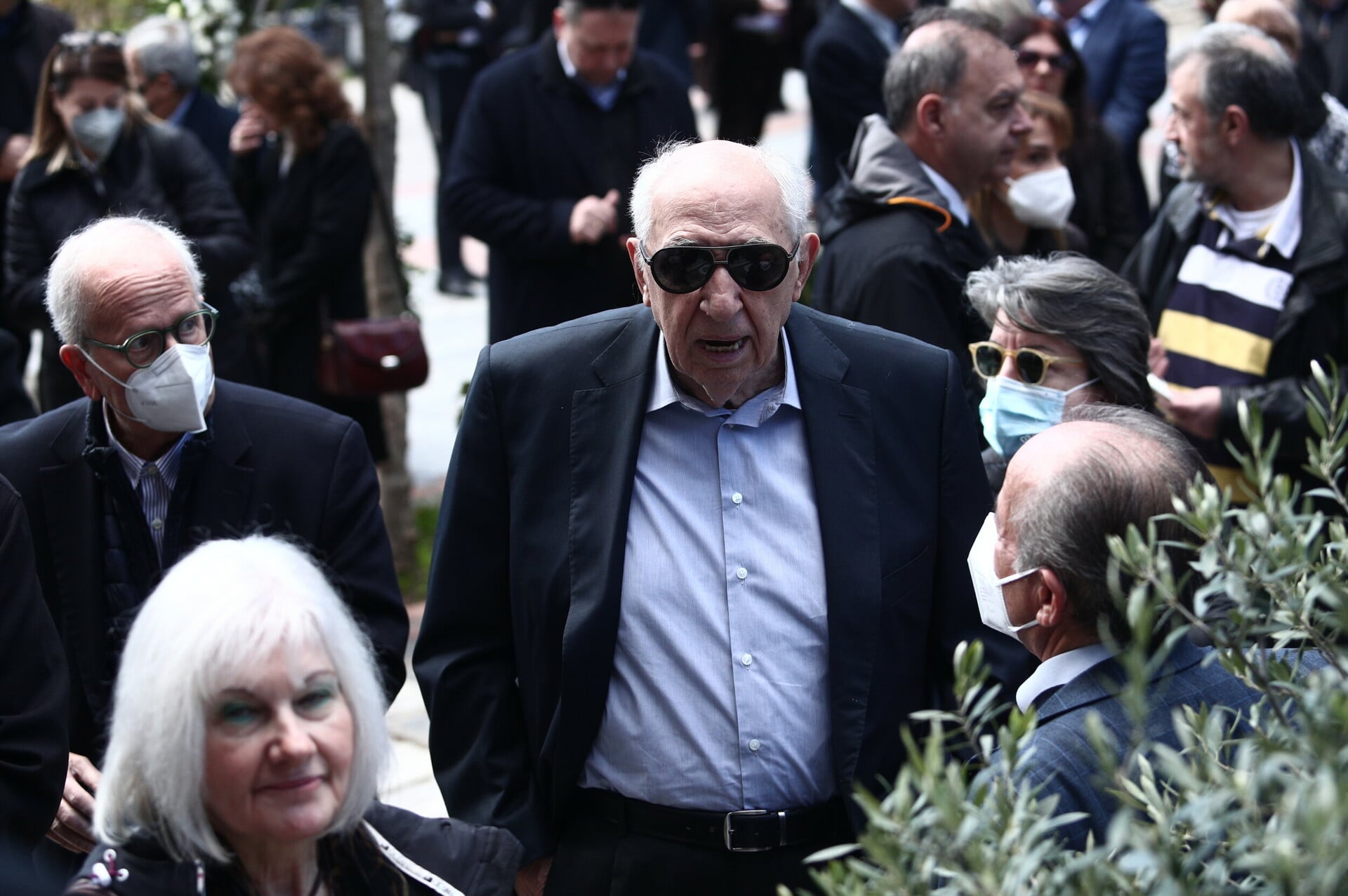 «Πατέρα έφυγες νωρίς»: Το όλον ΠΑΣΟΚ στην κηδεία του Λεωνίδα Γρηγοράκου ...