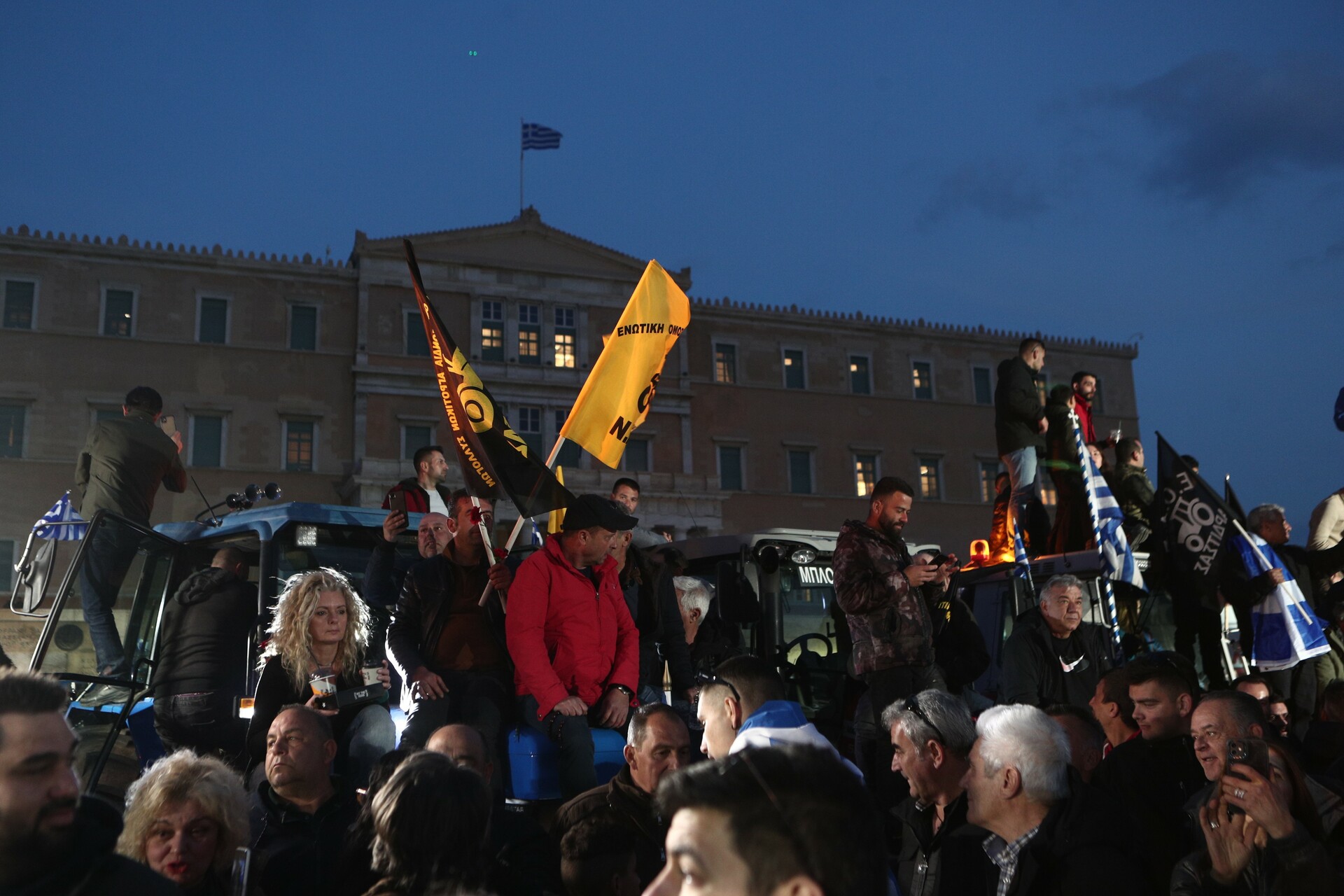Αγρότες και τρακτέρ «πλημμύρισαν» το Σύνταγμα | LiFO