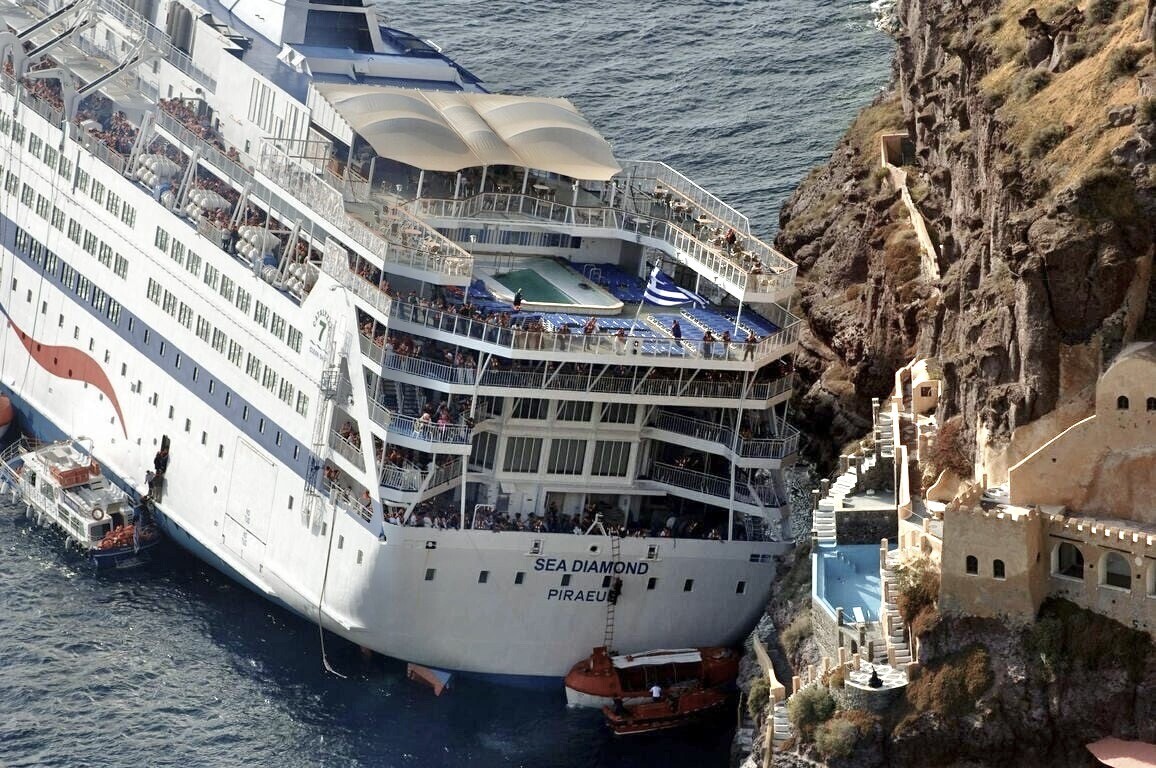 Ποιος θυμάται το ναυάγιο του Sea Diamond στη Σαντορίνη; Μάλλον όχι ...