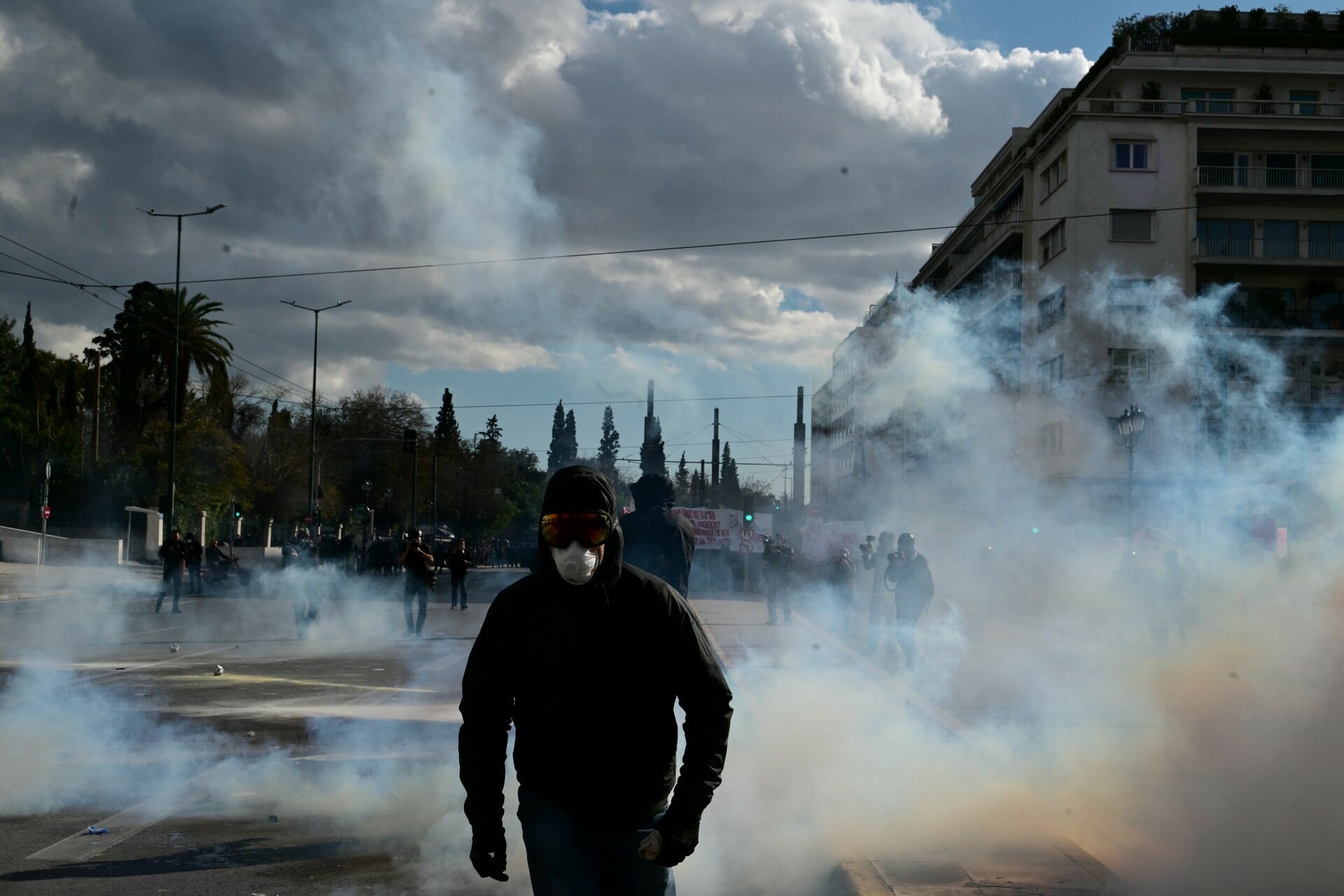 Σύνταγμα: Επεισόδια στο πανεκπαιδευτικό συλλαλητήριο – Οκτώ τραυματίες ...