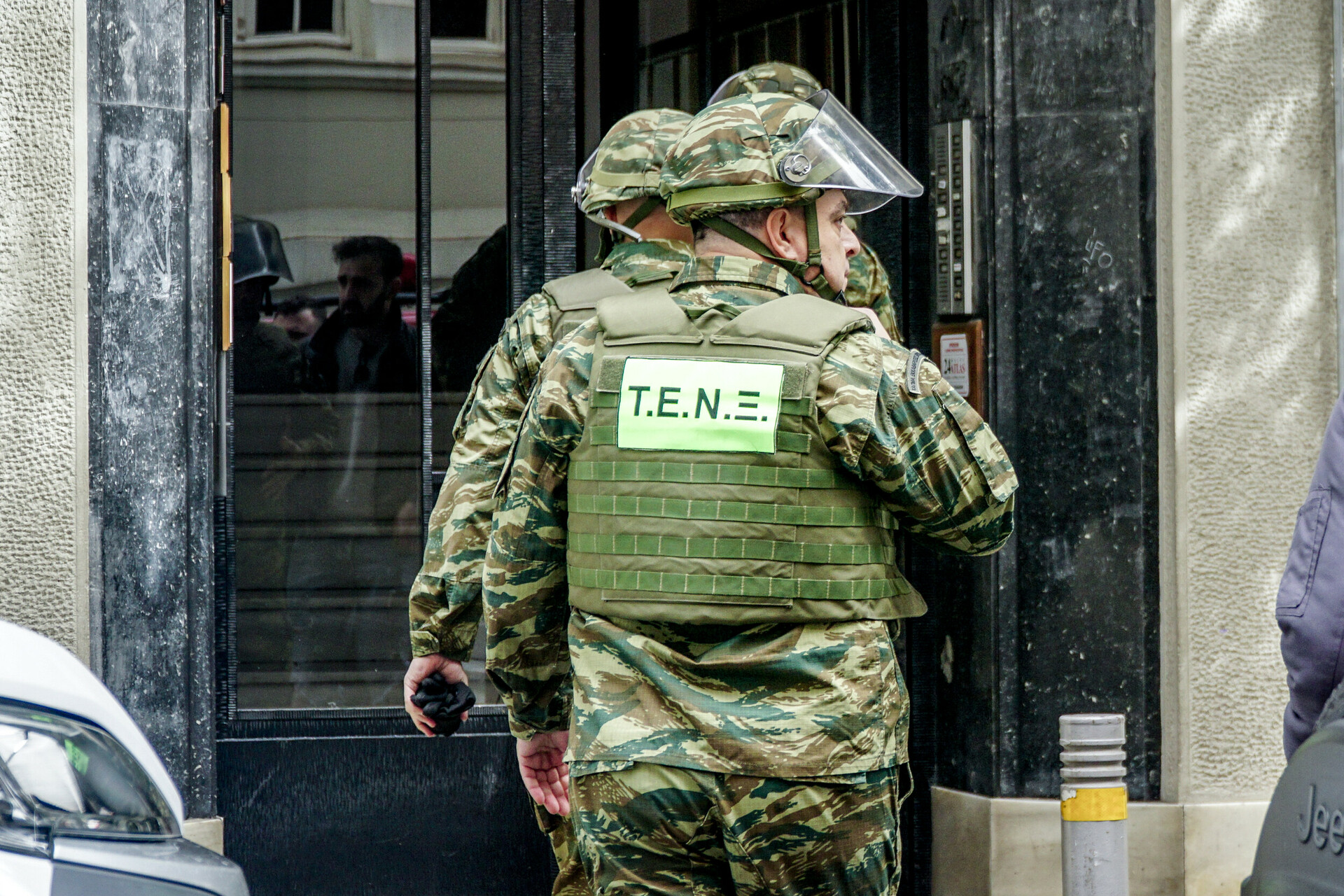 Εικόνες από την απομάκρυνση των χειροβομβίδων που βρέθηκαν στη Σκουφά ...