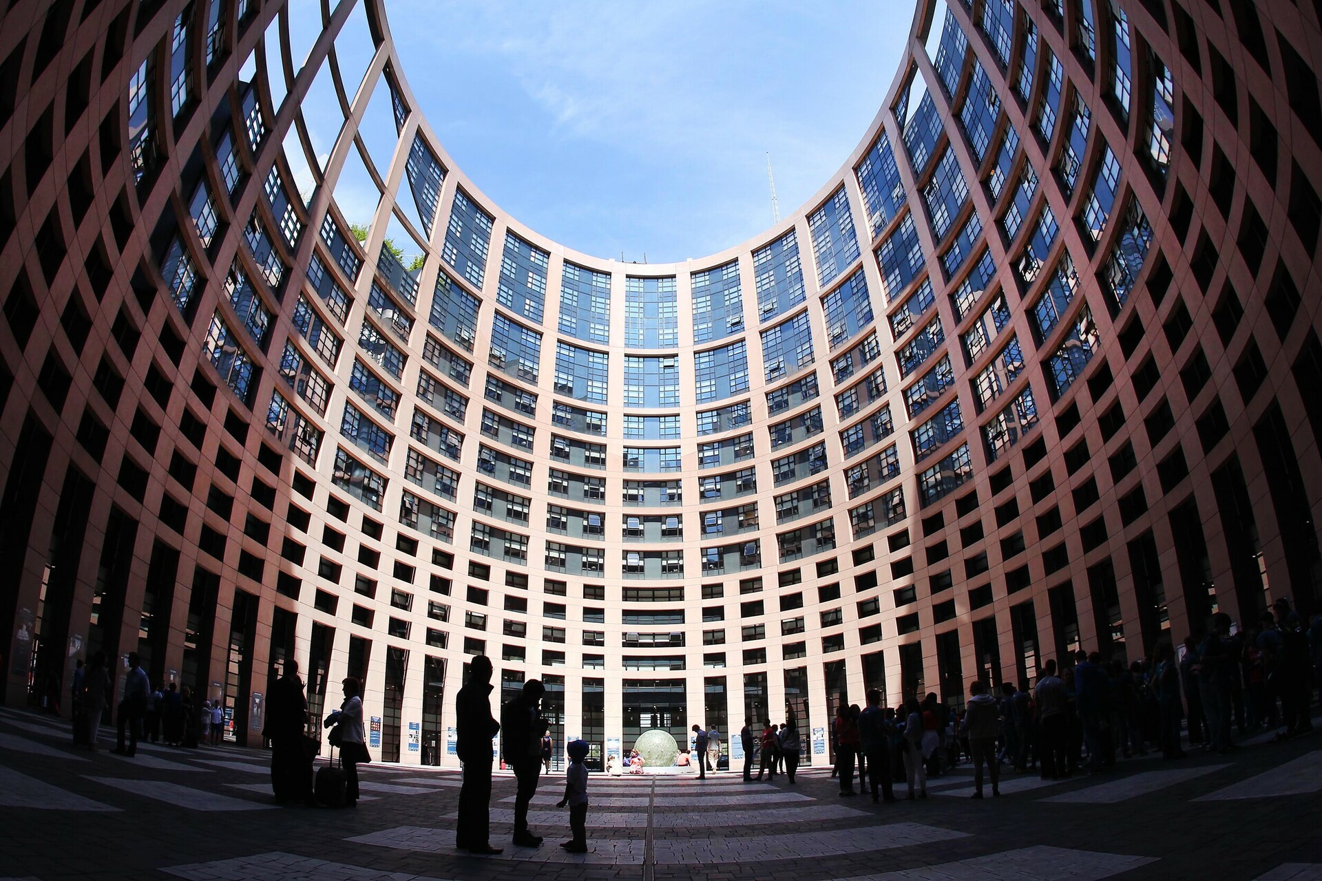 Το Ευρωπαϊκό Κοινοβούλιο μέσα από τη ματιά ενός κορυφαίου φωτογράφου | LiFO