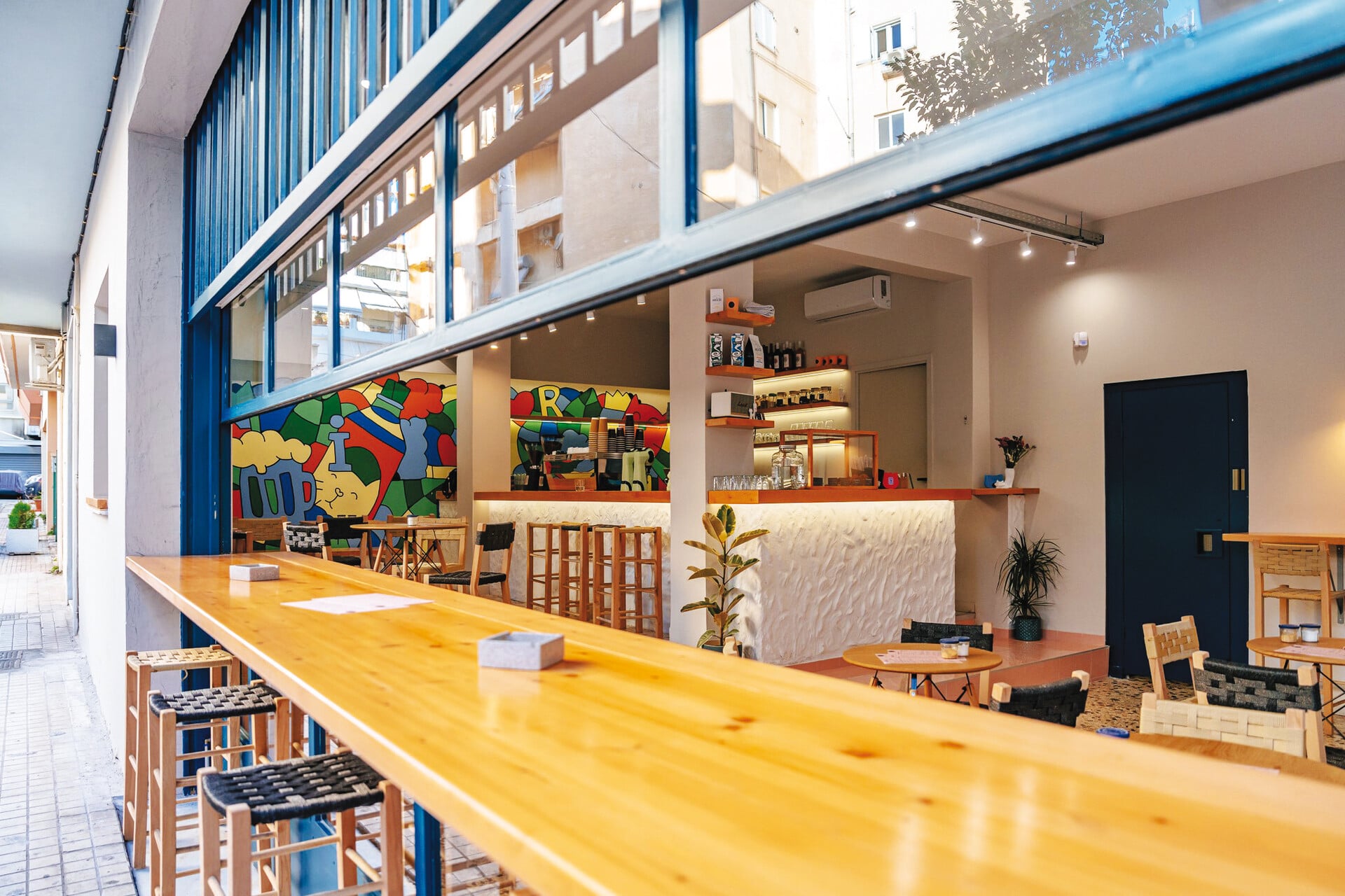 Miru: Άνοιξε τις πόρτες του και μοιράζει χαρά, ποτά και γεύσεις | LiFO