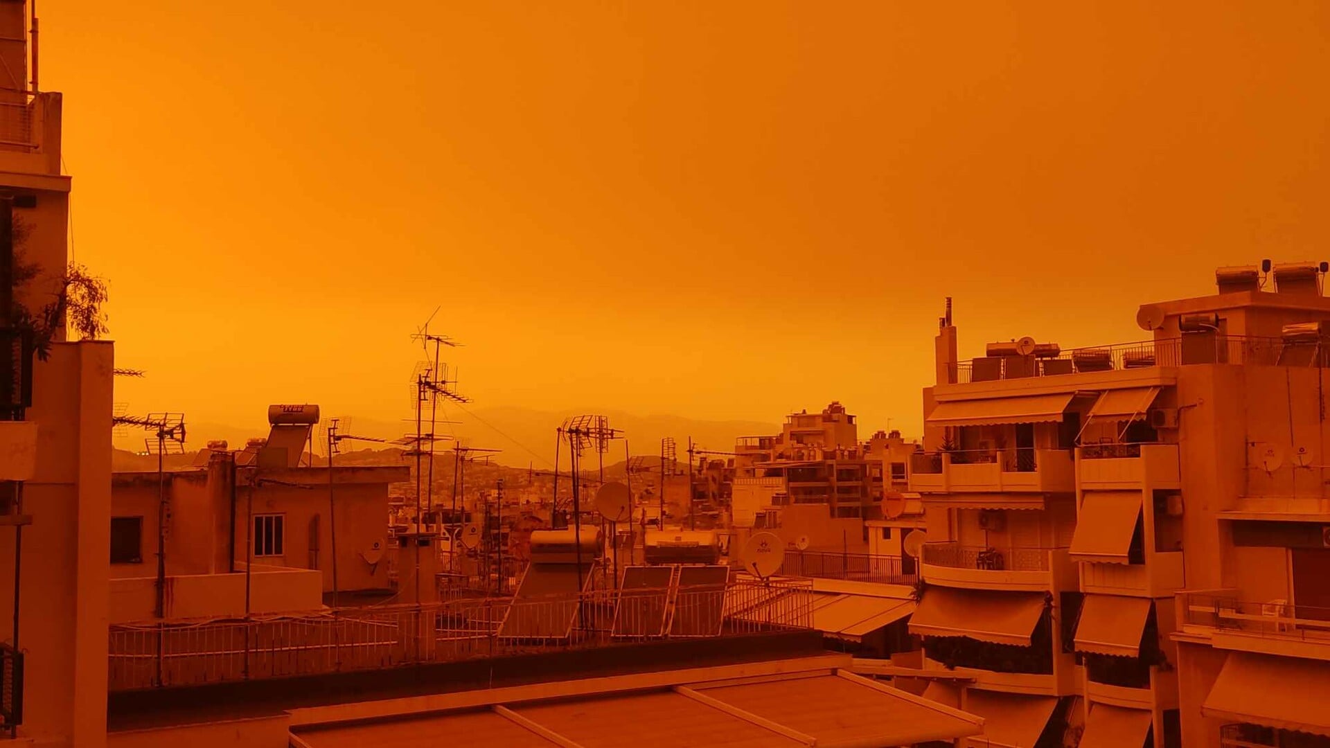 Αφρικανική σκόνη: «Πορτοκαλί» ουρανός και στην Αττική | LiFO