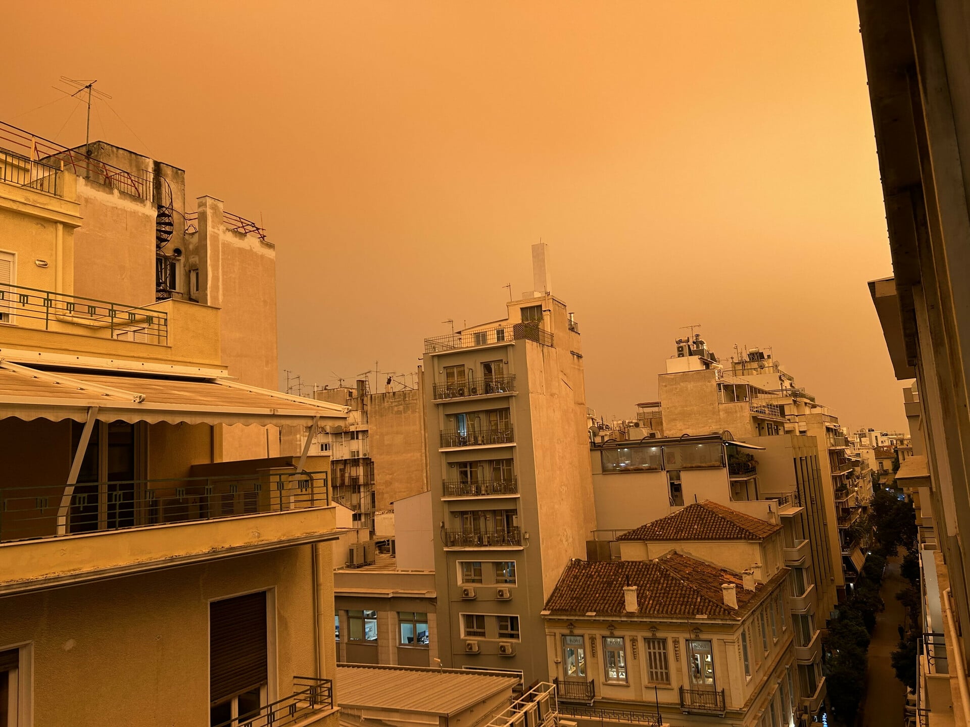 Αφρικανική σκόνη: «Πορτοκαλί» ουρανός και στην Αττική | LiFO